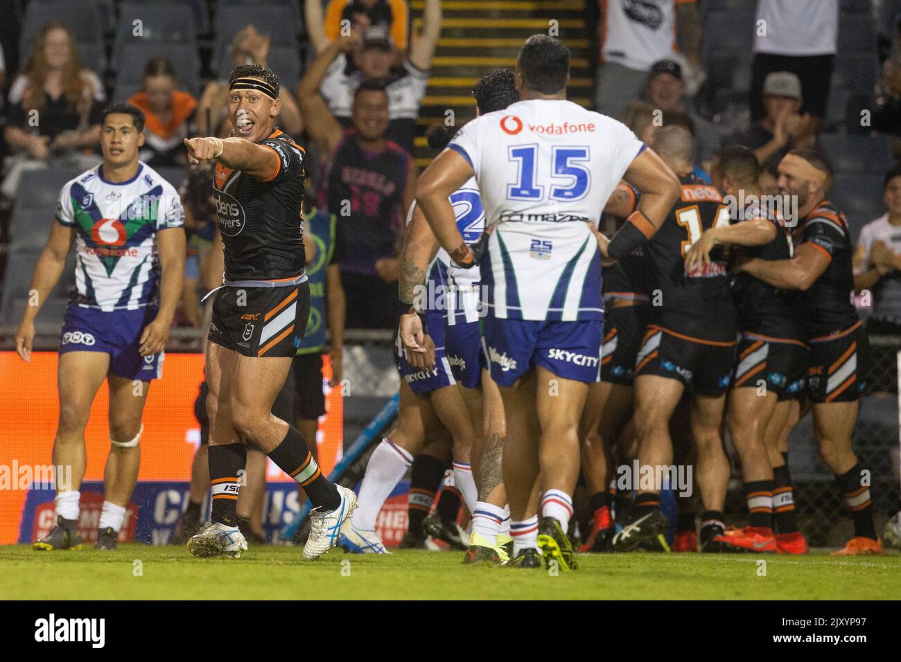 Elijah Taylor des Tigres réagit à l'essai de Corey Thompson lors du ...