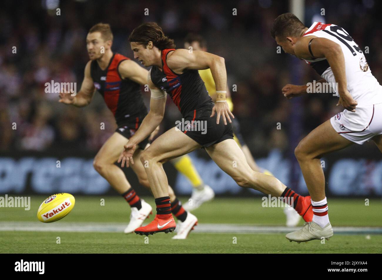 Andrew McGrath des bombardiers court avec le ballon pendant le match de la série 2 de l'AFL ...