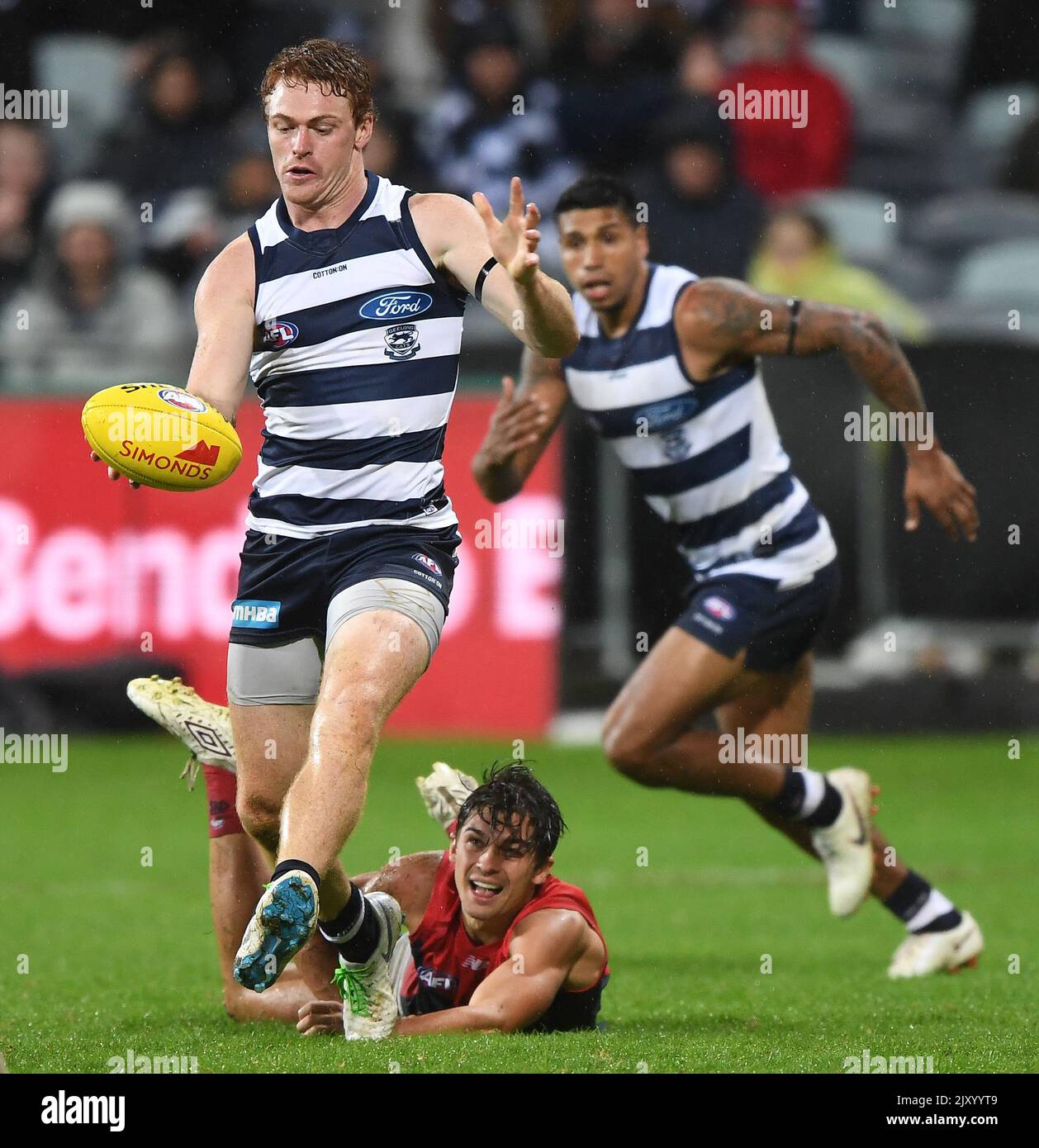 Gary Rohan des Cats (à gauche) est vu en action pendant le match de la ...