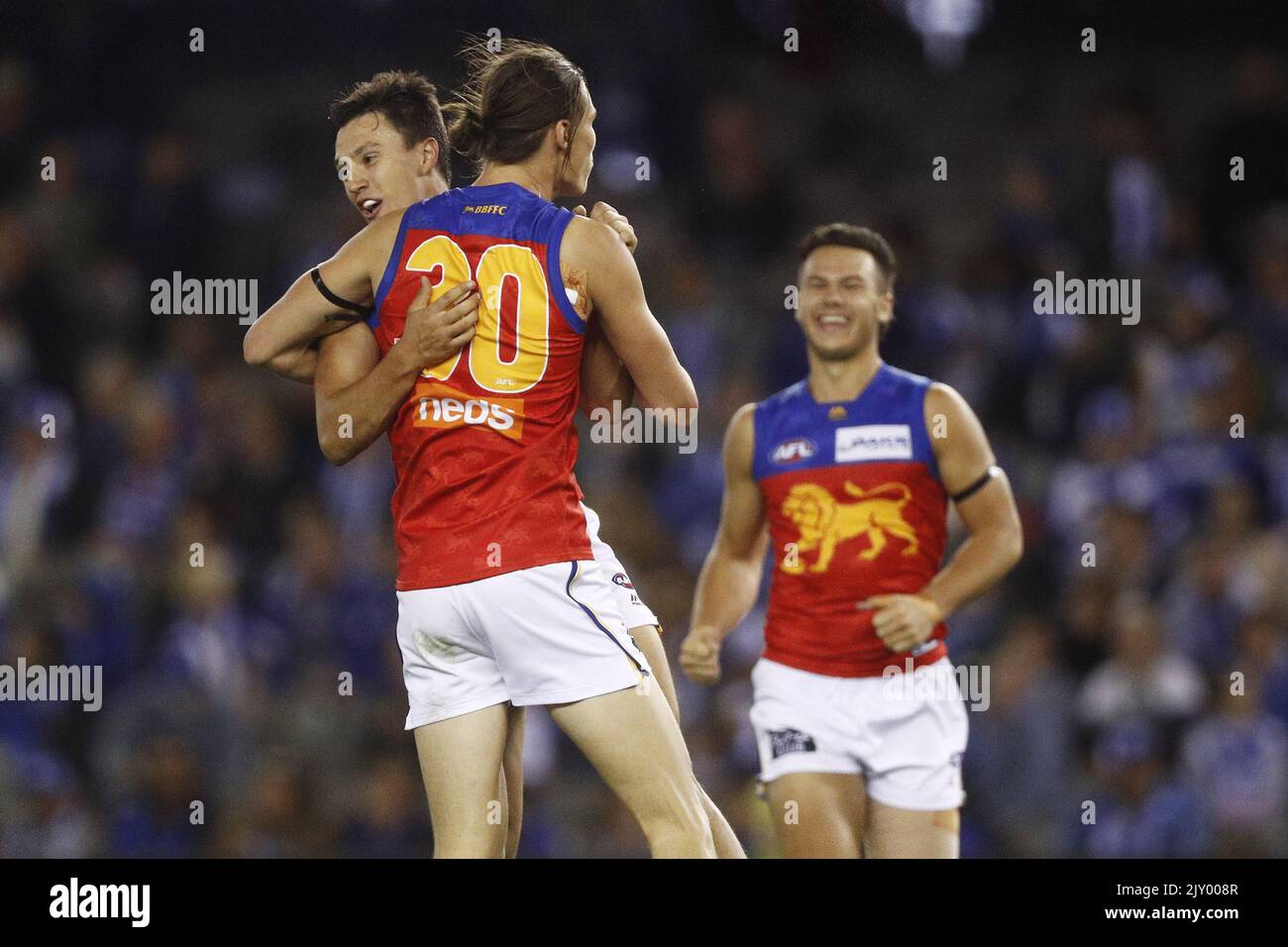 Eric Hipwood des Lions (au centre) célèbre un but lors du match de la ...