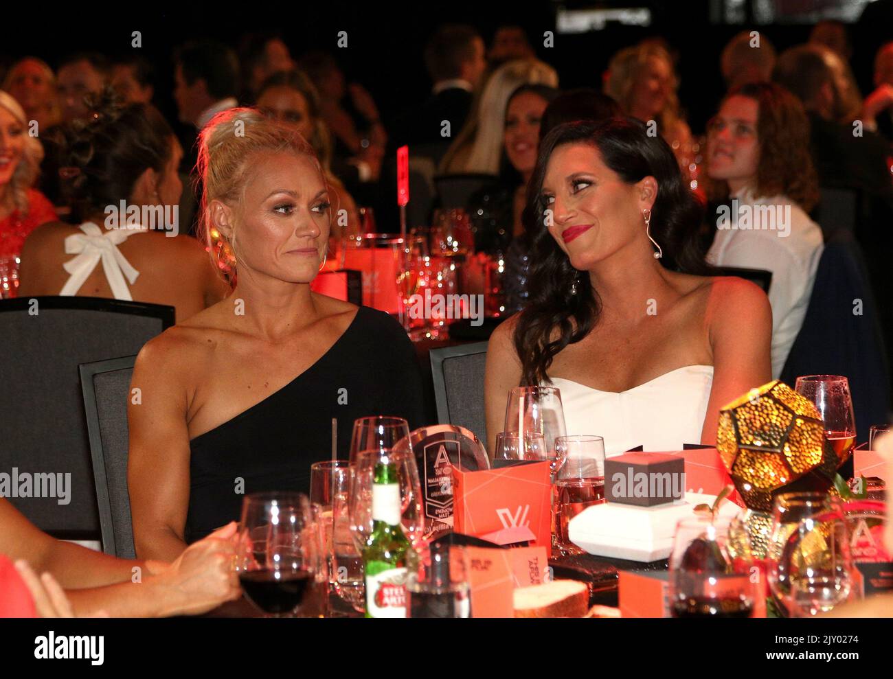 Erin Phillips des Crows et épouse Tracy lors des votes en comptant sur ...