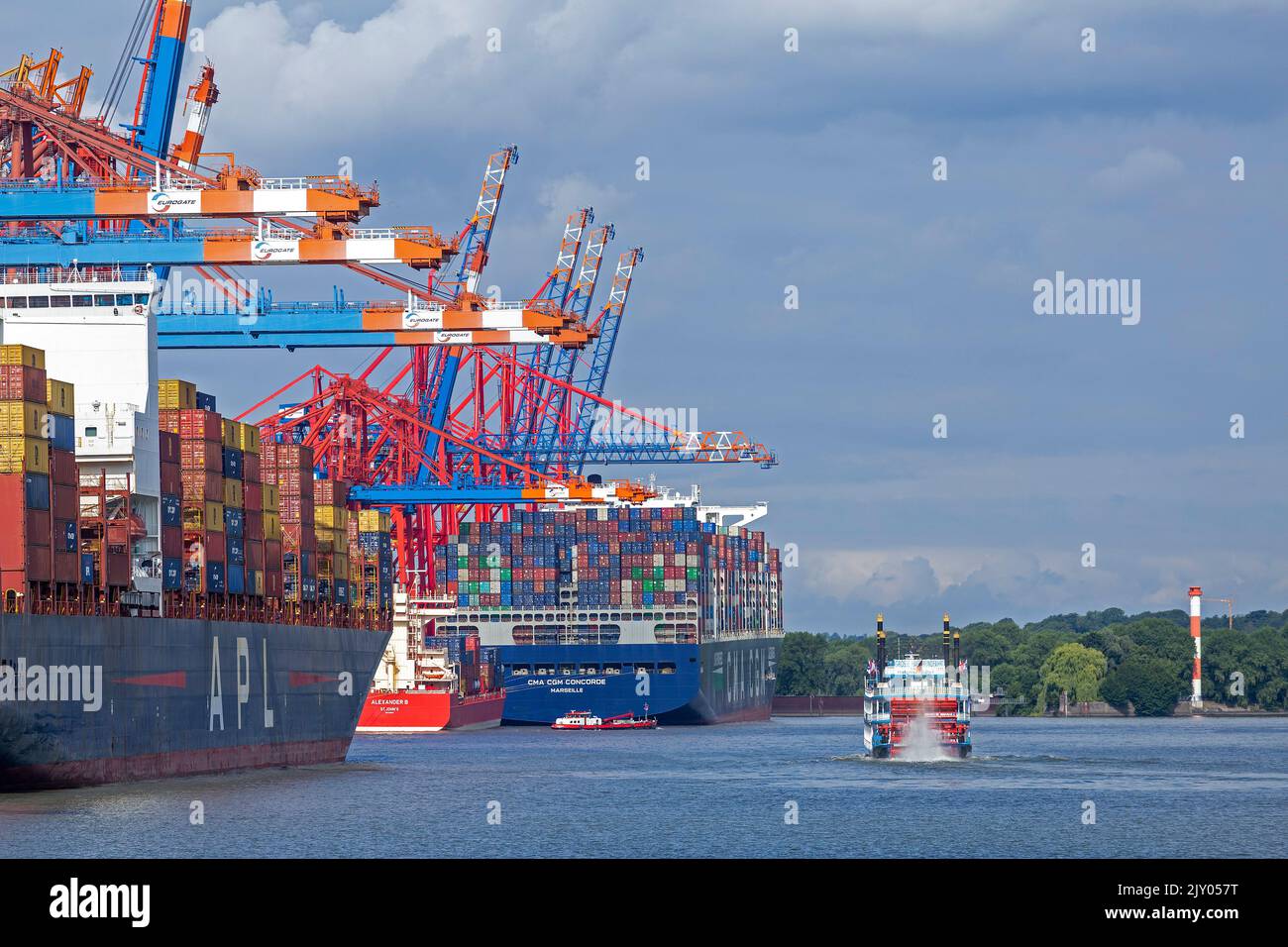 Container ship at the eurokai container terminal Banque de ...