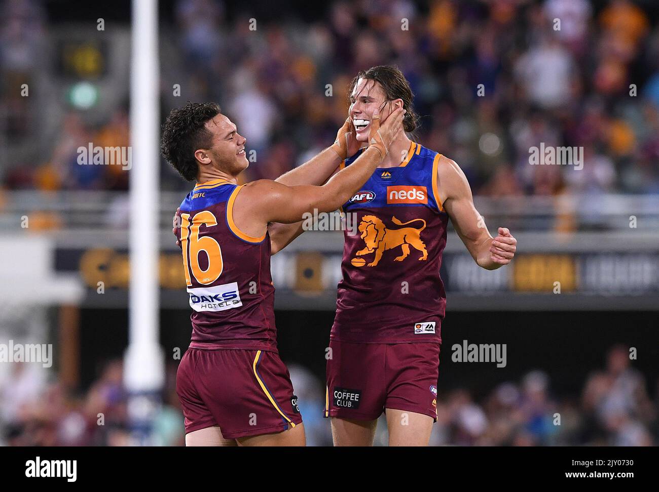 CAM Rayner des Lions (à gauche) fête avec Eric Hipwood après que ...