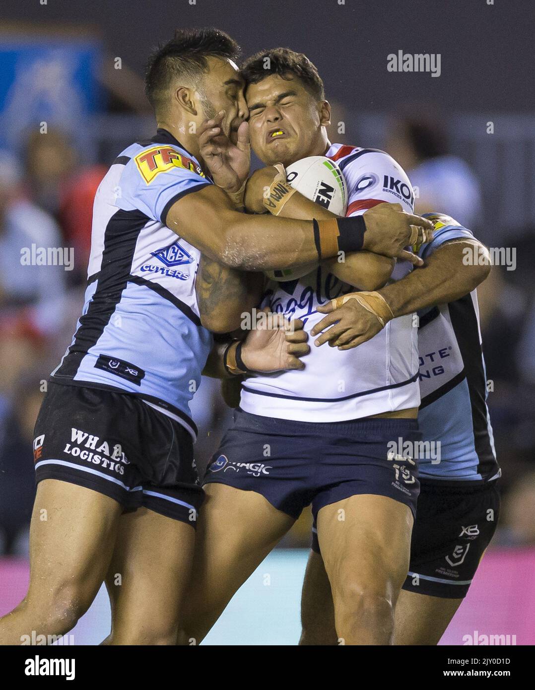 Latrell Mitchell, des Roosters, est attaqué pendant le match de la ...