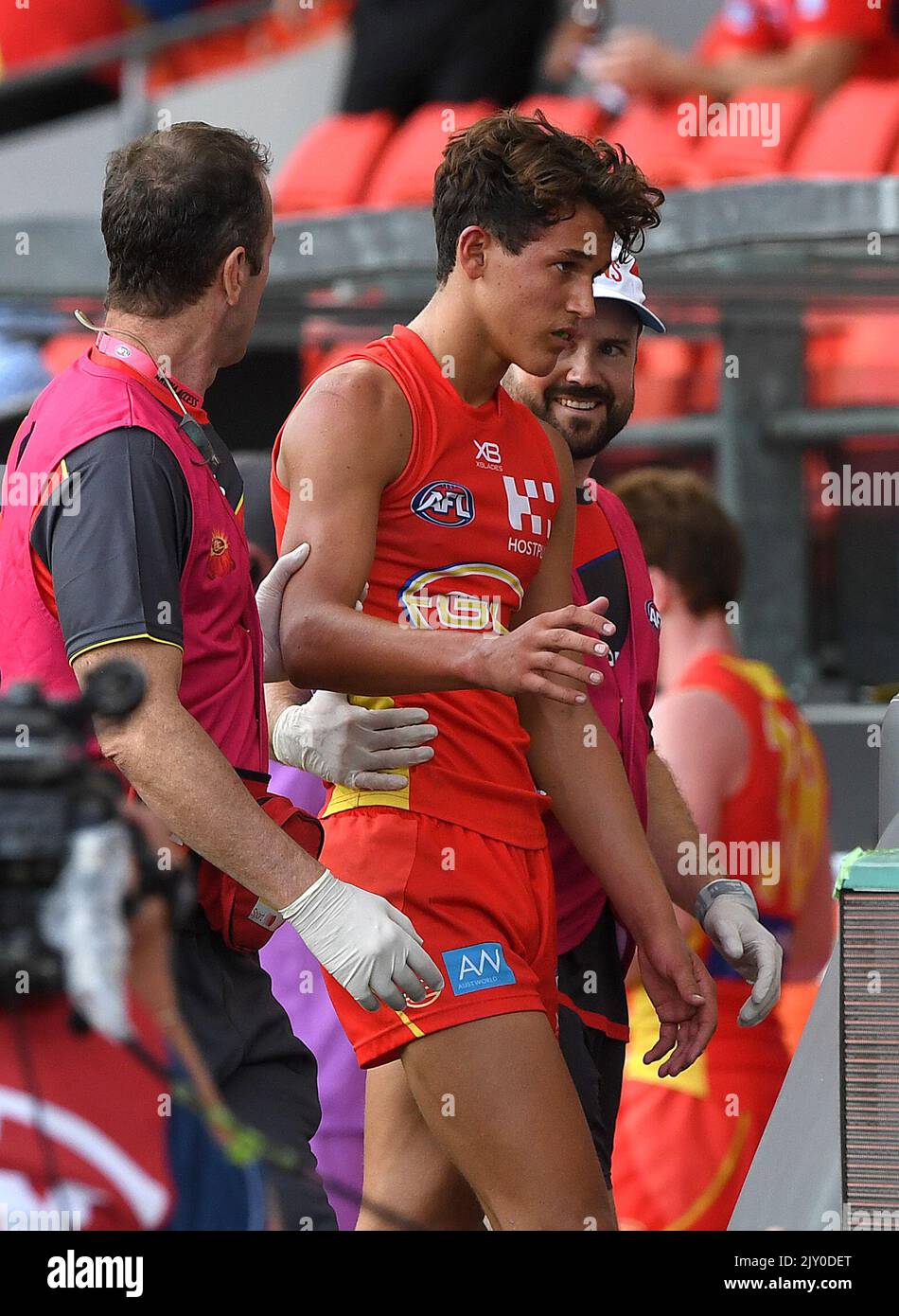 Will Powell of the Suns est pris sur le terrain avec commotion lors du match AFL de la série 4 ...