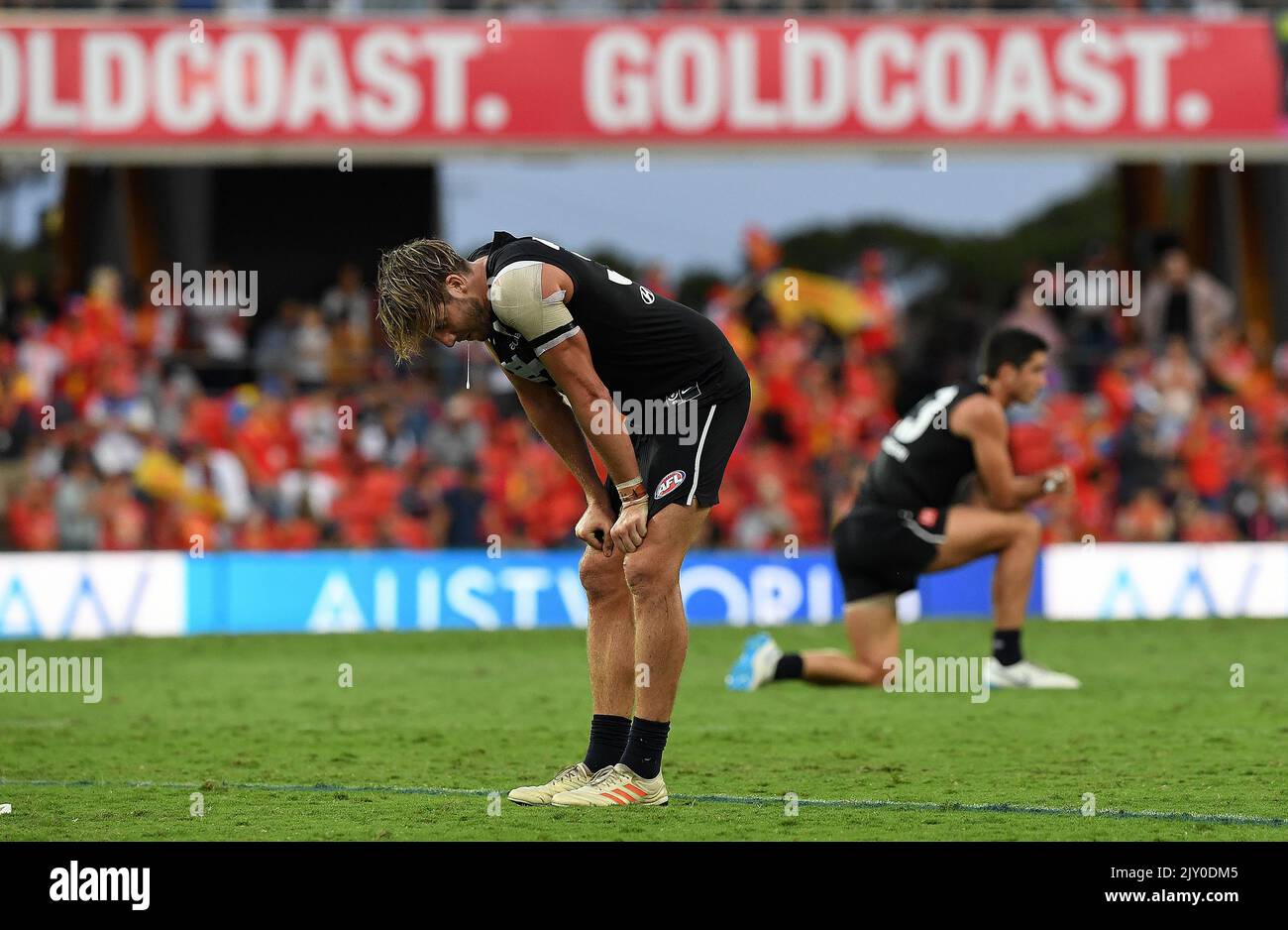 Dale Thomas of the Blues réagit après que Jack Bowes of the Suns ait ...