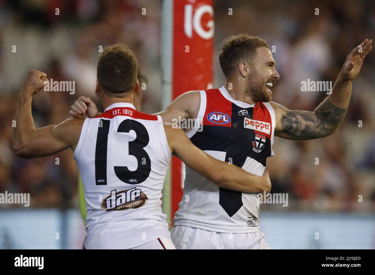 Dean Kent des Saints (à droite) célèbre un but lors du match de la ...