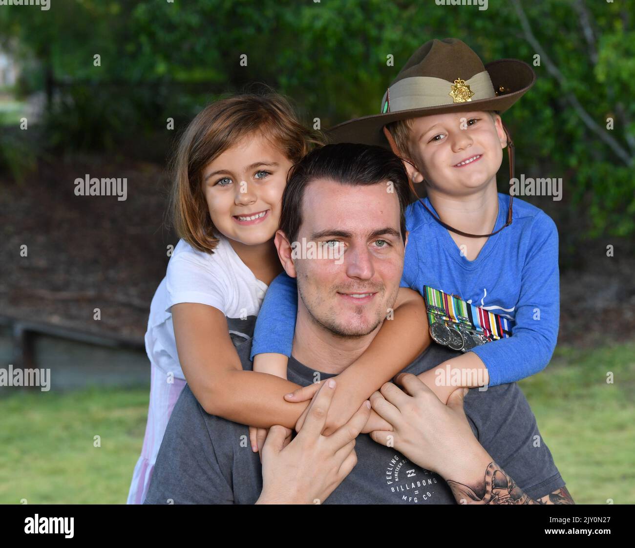 James DeAngelis (au centre), ancien medic de l'armée australienne, pose ...
