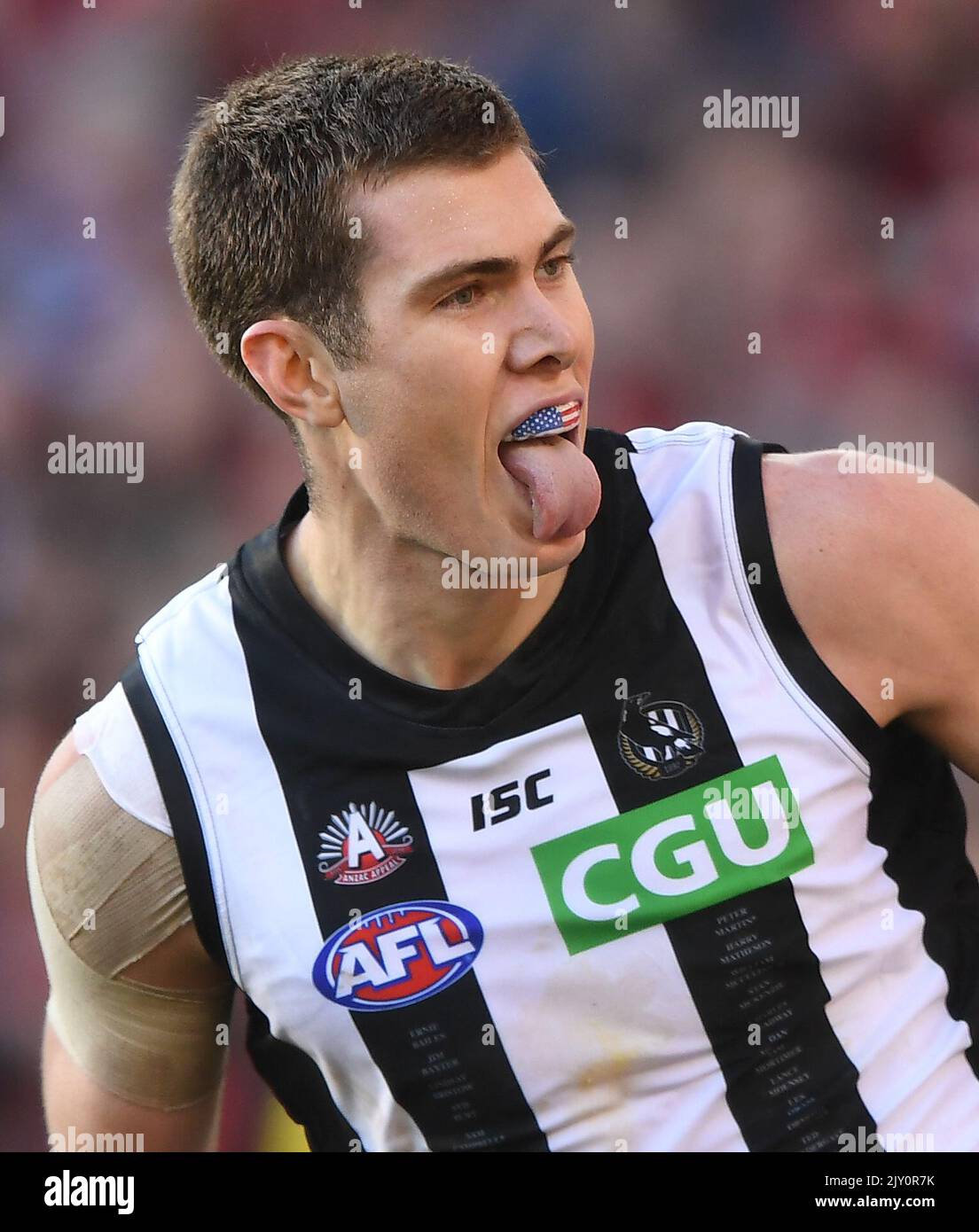 Mason Cox des Magpies réagit après avoir donné un coup de pied à un but ...
