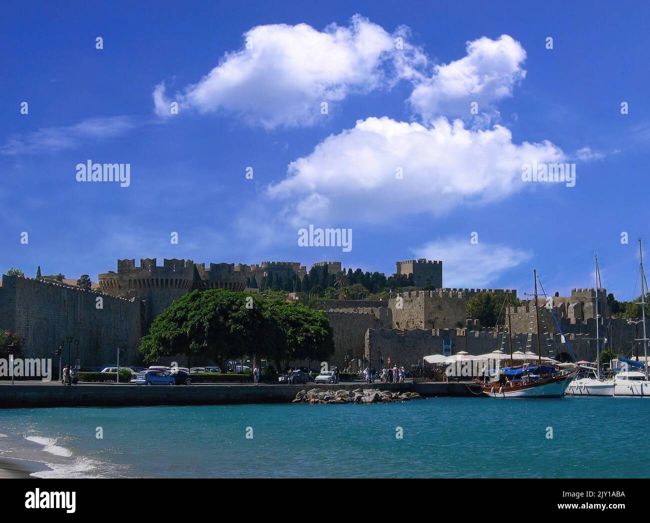 L'île de Rhodes ln Grèce, avec sa mer cristalline et ses sites ...