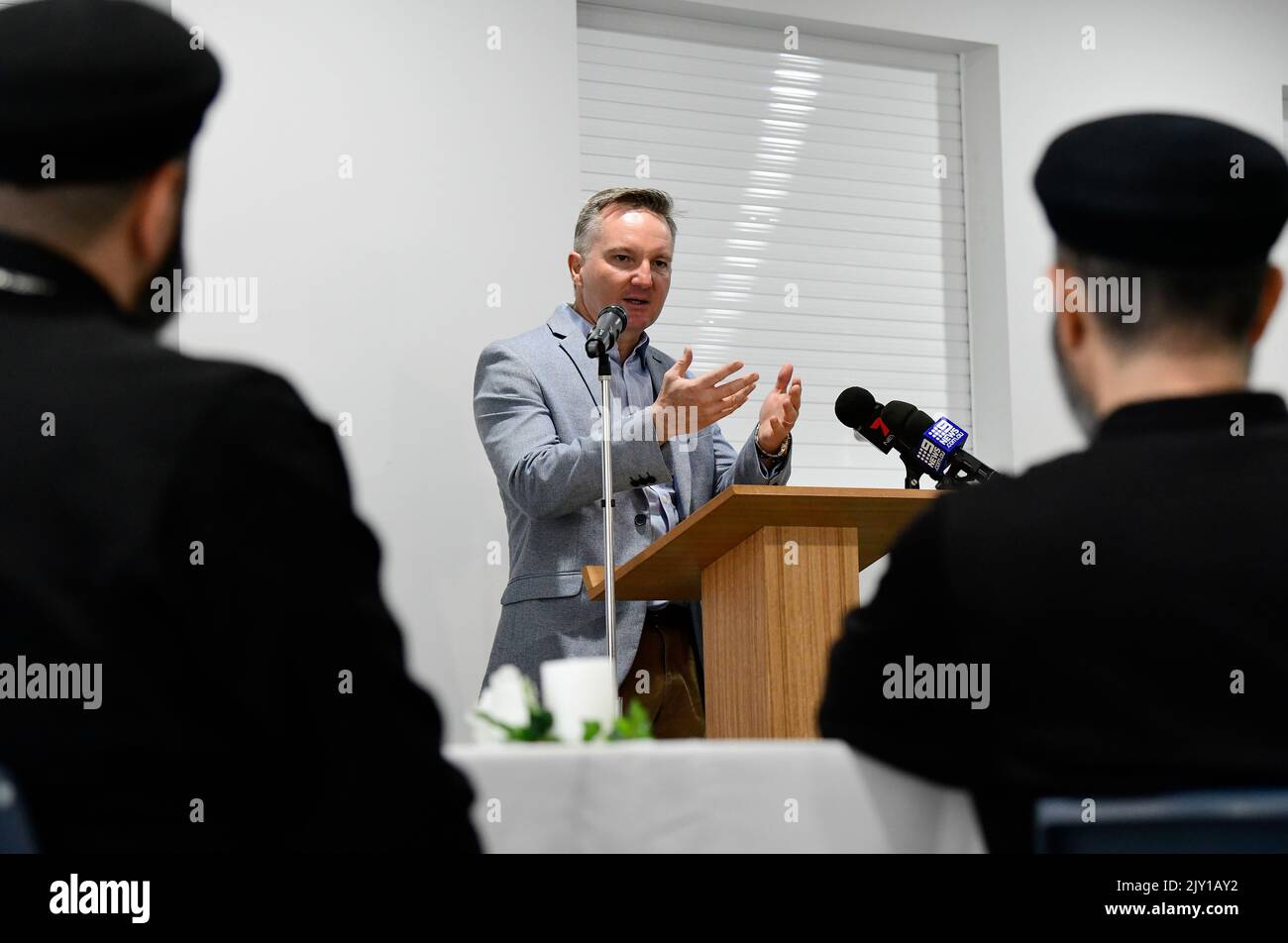 Le député de Chris Bowen, Trésorier fantôme, parle lors d'une annonce ...