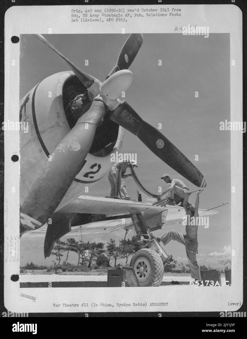 Armorers du 318th Fighter Group chargement et nettoyage des armes d ...
