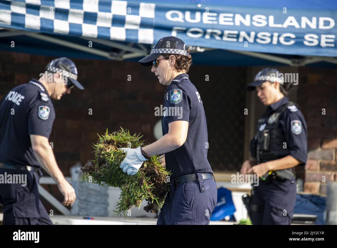Les enquêteurs de police sont vus creuser une maison de Bracken Ridge ...