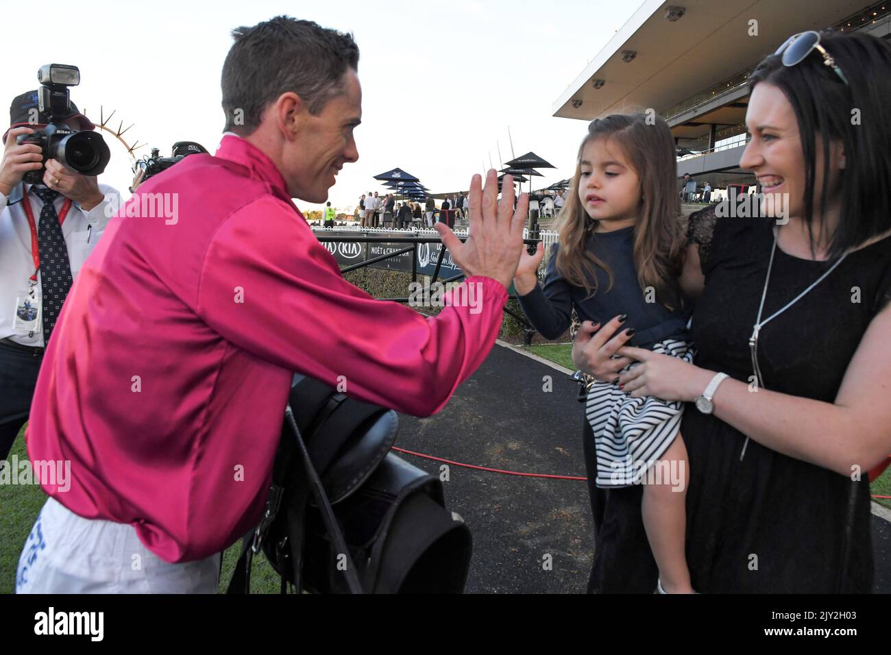 Jockey Jay Ford est vu dans la cour de montage avec des connexions ...
