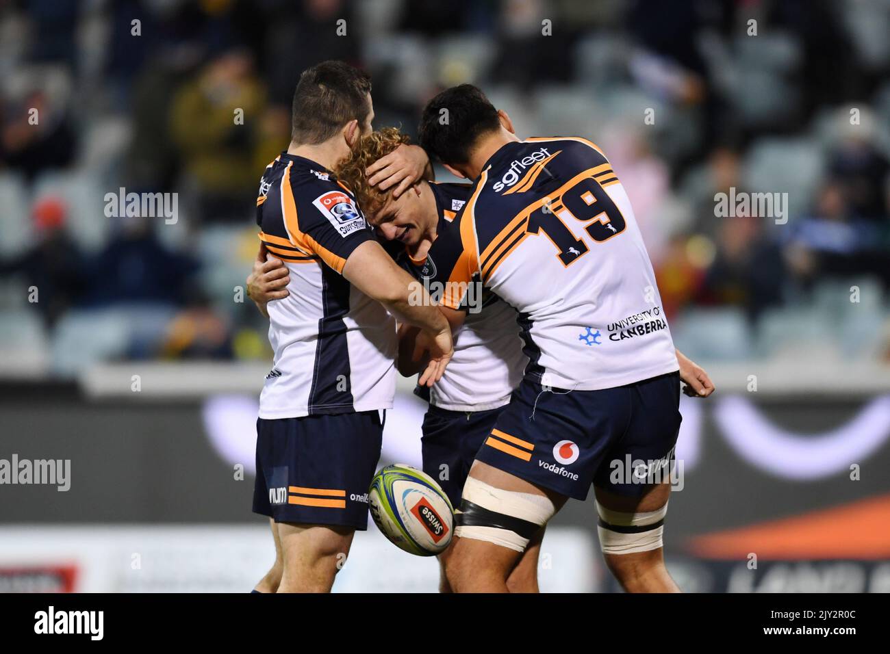 Joe Powell des Brumbies fête avec ses coéquipiers après avoir marqué un ...