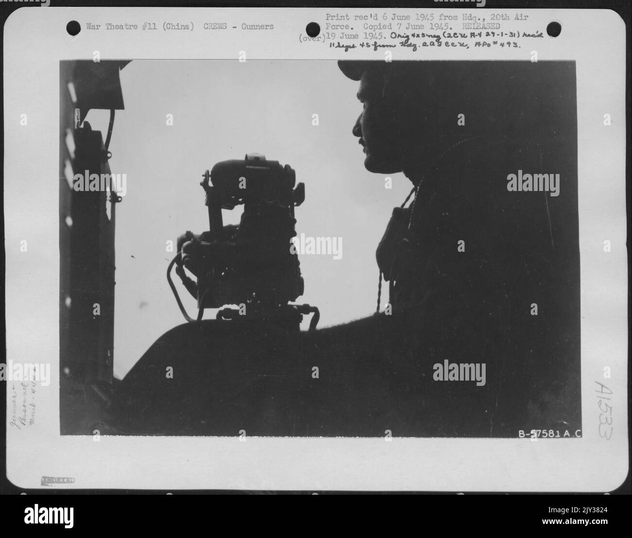 Side Gunner sur Un Boeing B-29 'Superfortress' qui a pris le départ d'Une base de commandement ...