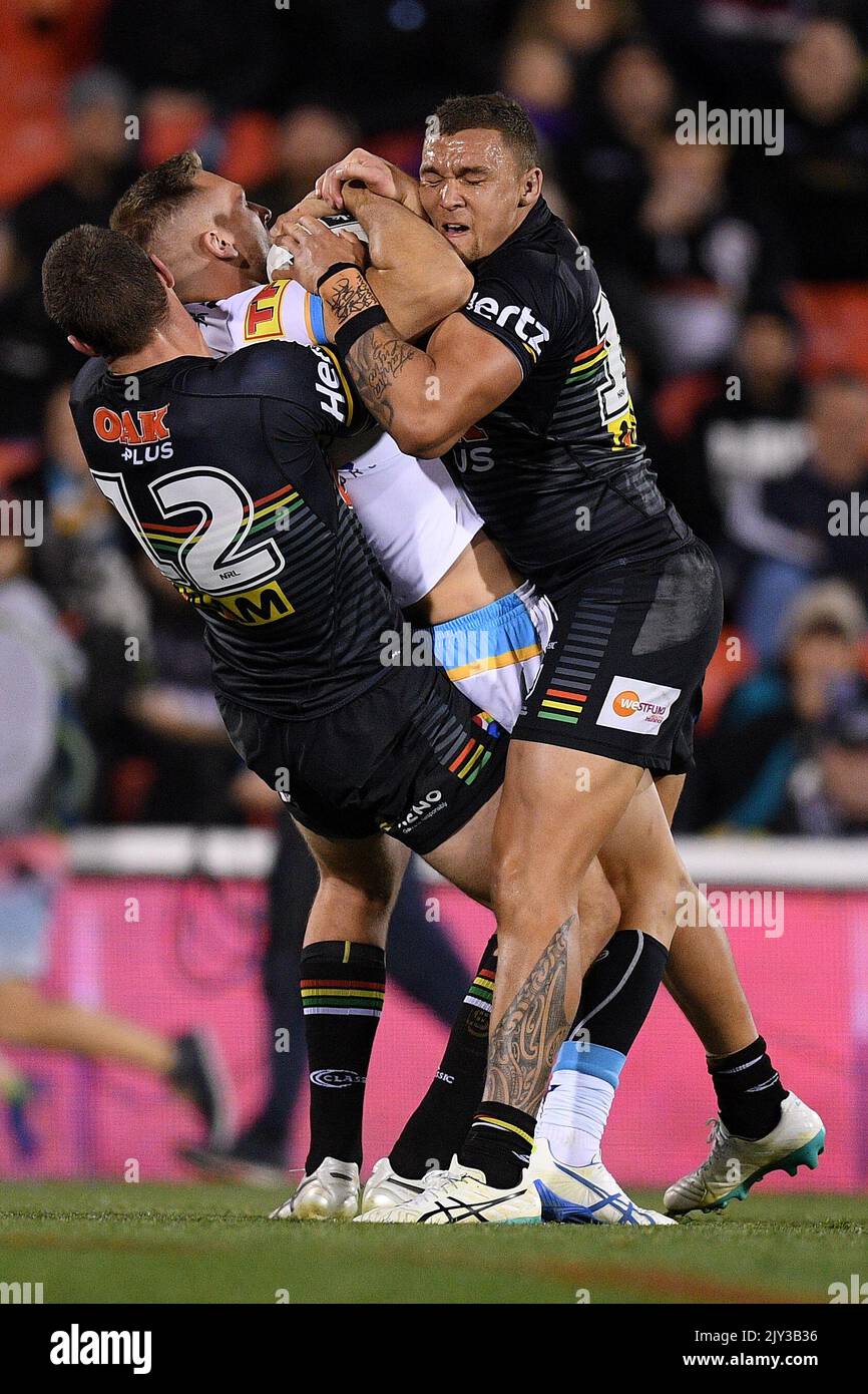 Bryce Cartwright des Titans est attaqué par Isaah Yeo (à gauche) et ...