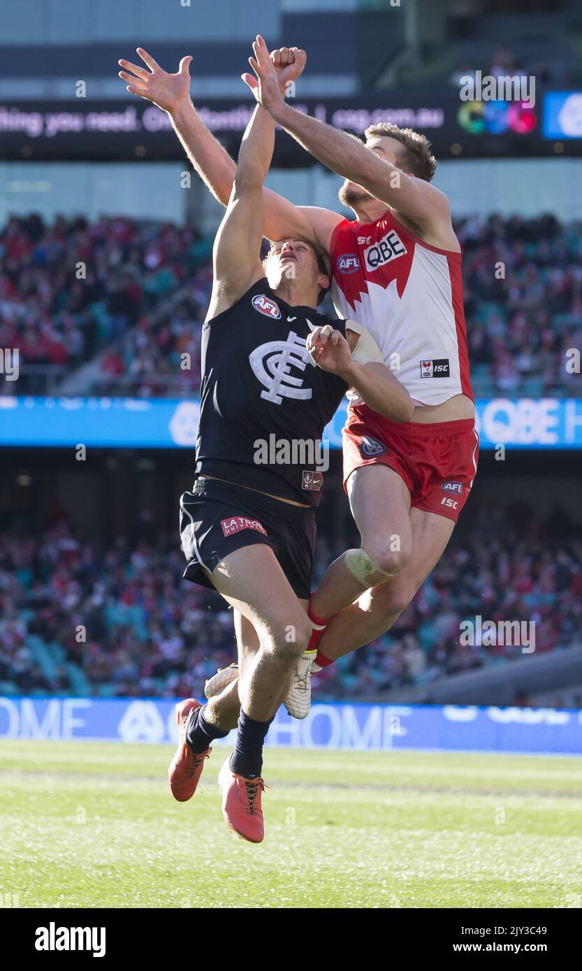 Luke Parker des cygnes et Ed Curnow des Bleus disputent une marque lors ...