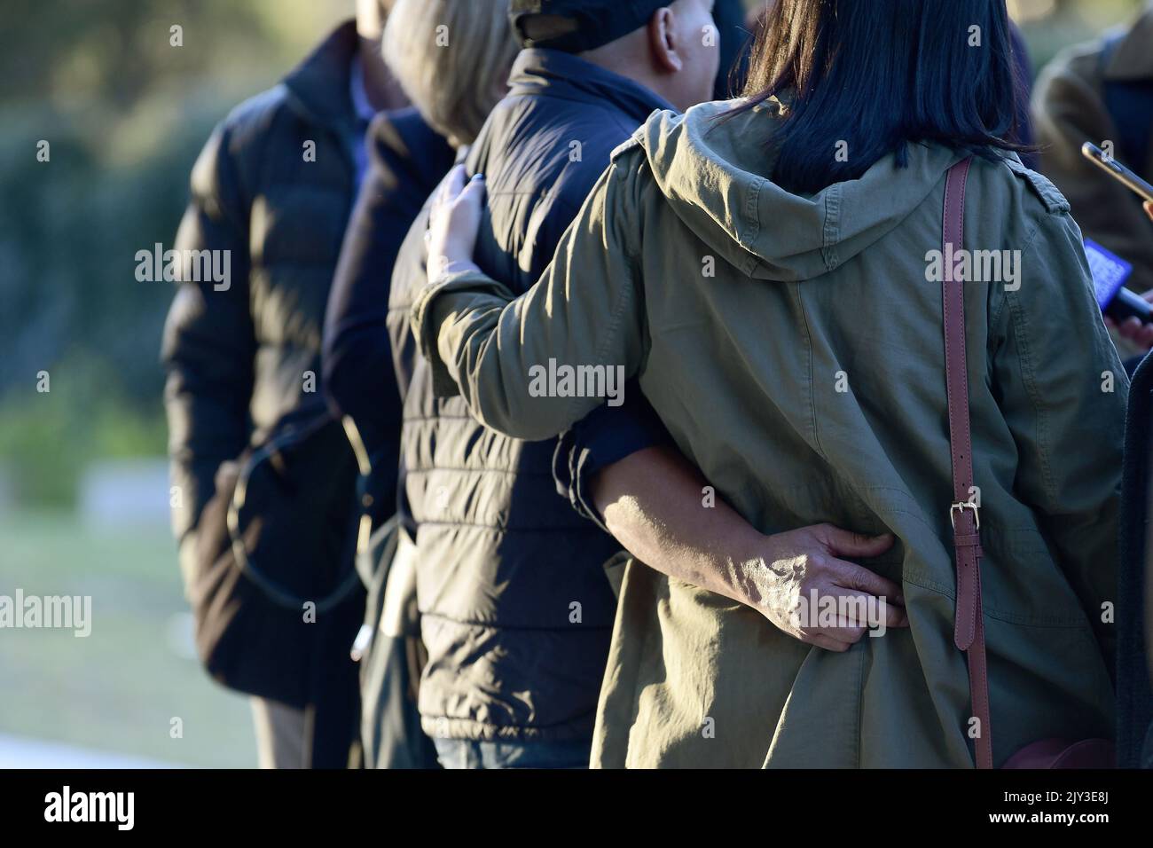 John (au centre) et Dominique Tam (à droite), père et sœur de Joshua ...