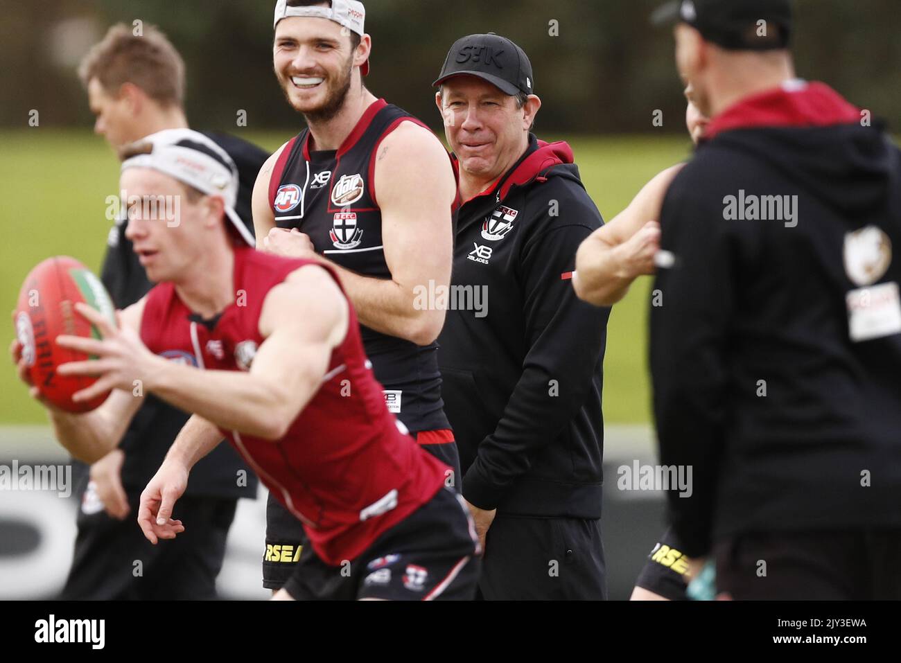 L'entraîneur provisoire Brett Ratten (au centre) de Saints nouvellement ...