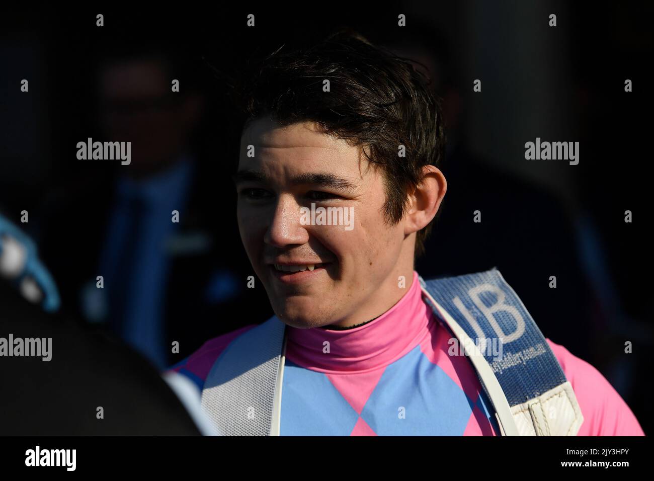 Jockey Jake Bayliss sourit après avoir fait de l'équitation ressemble à ...