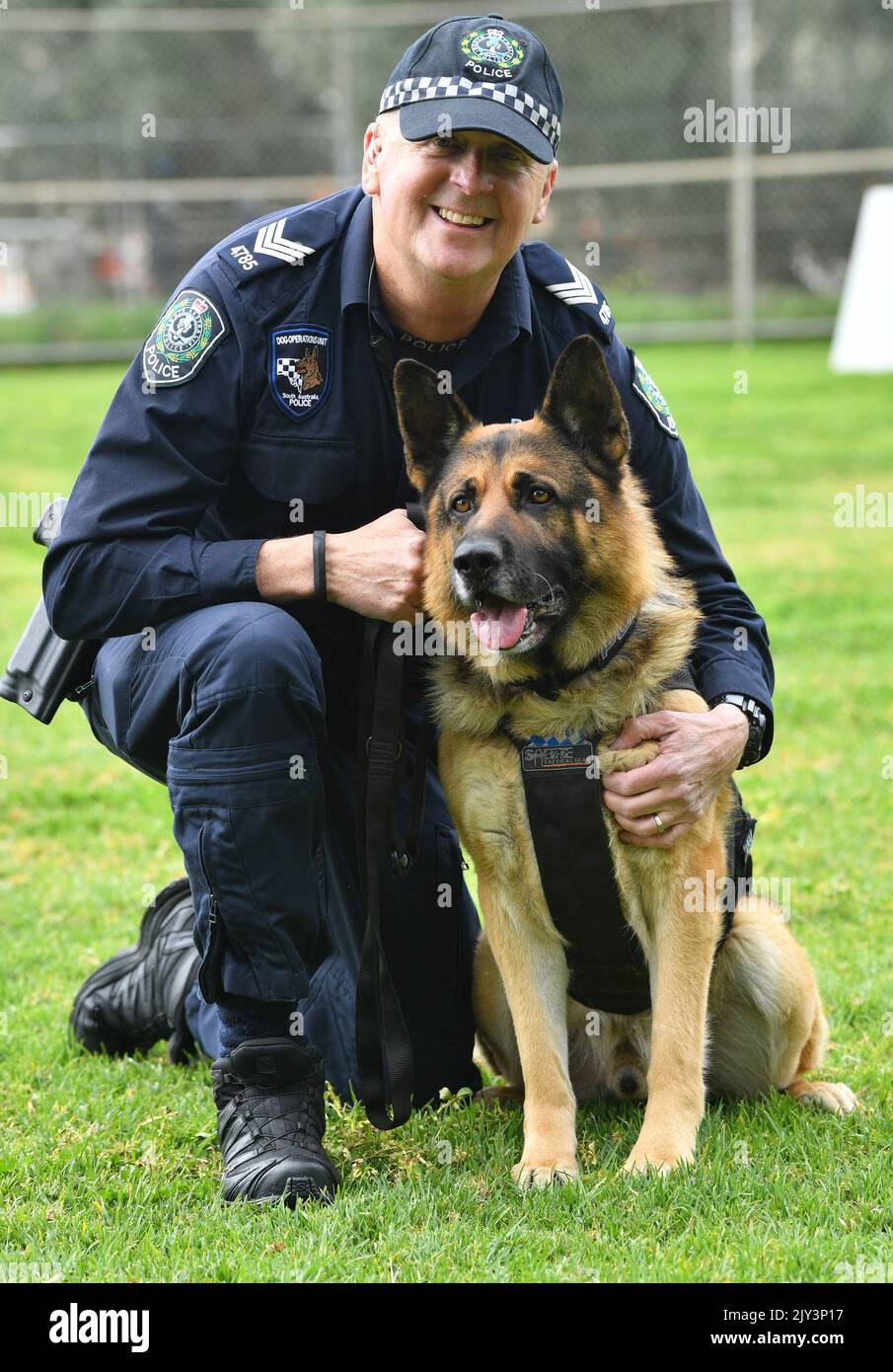Le sergent sortant Darryn Conroy est vu avec son chien PD Ice à l'unité ...