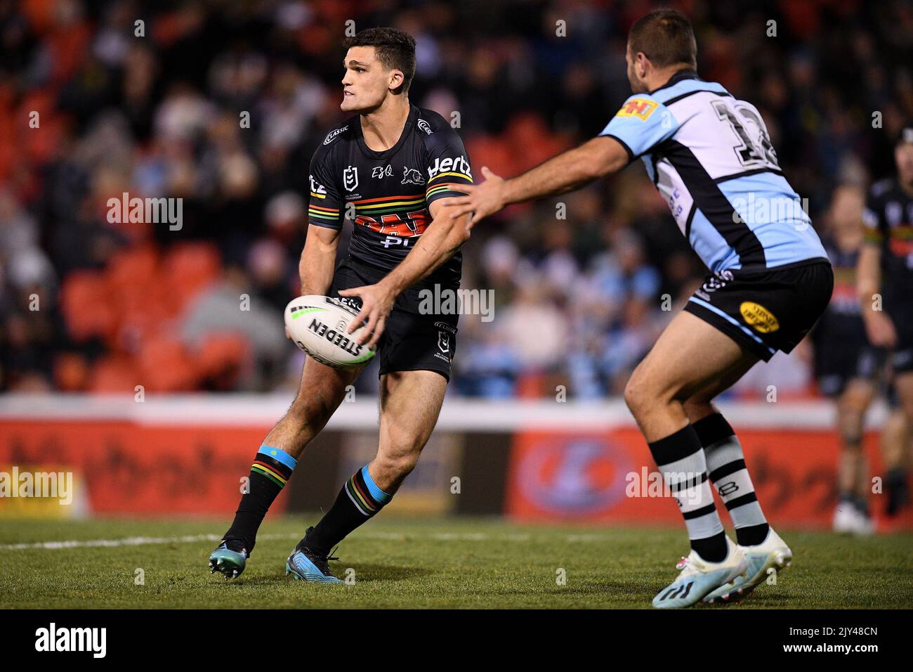 Nathan Cleary des Panthers regarde passer le ballon pendant le match de ...