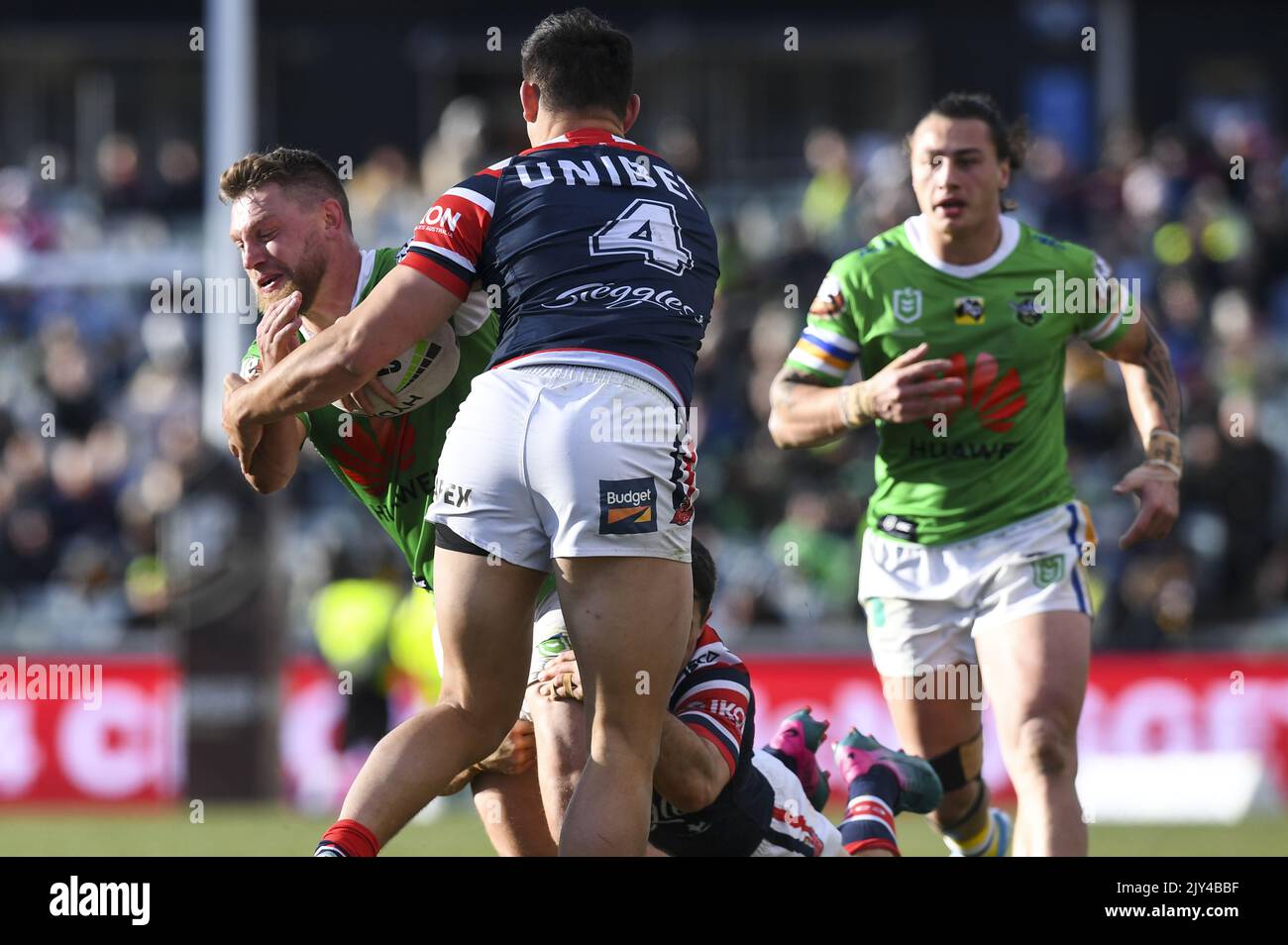Elliott Whitehead des Raiders est attaqué par Joseph Manu des Roosters ...
