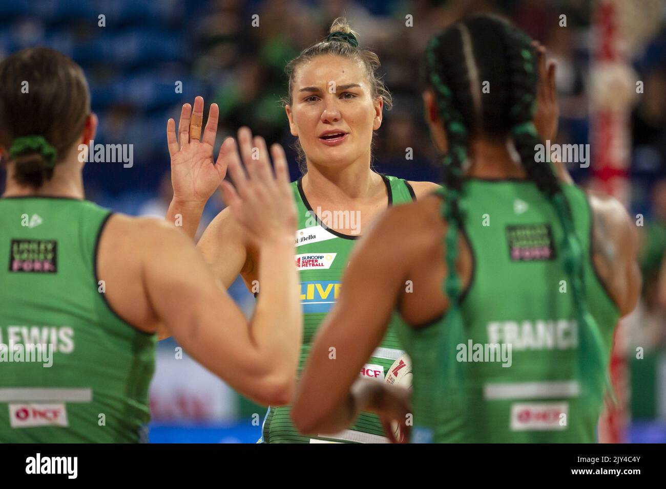 Courtney Bruce de la fièvre lors de l'échauffement avant le match de ...