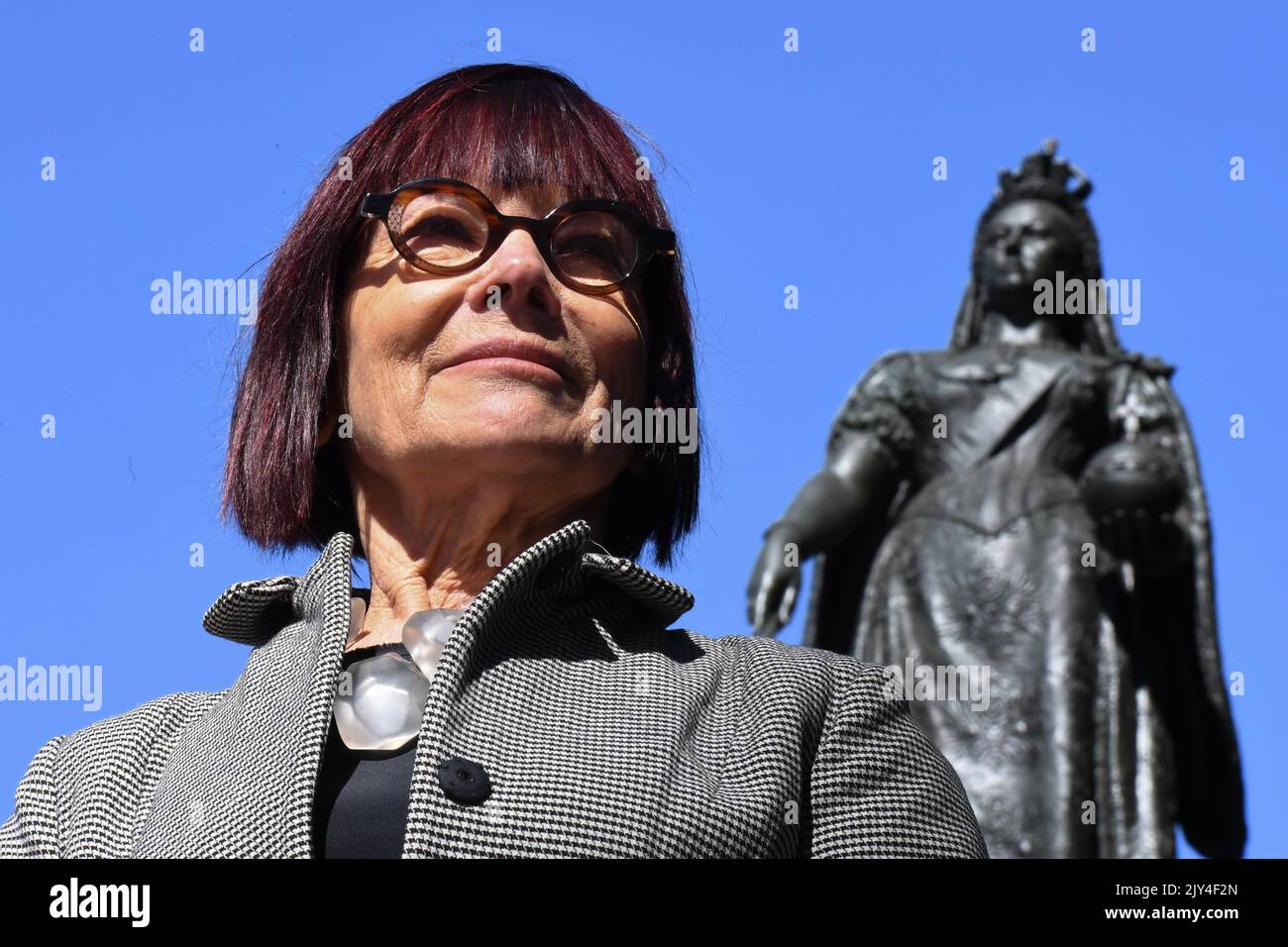 La professeure Jenny Hocking pose une photo devant une statue de la ...