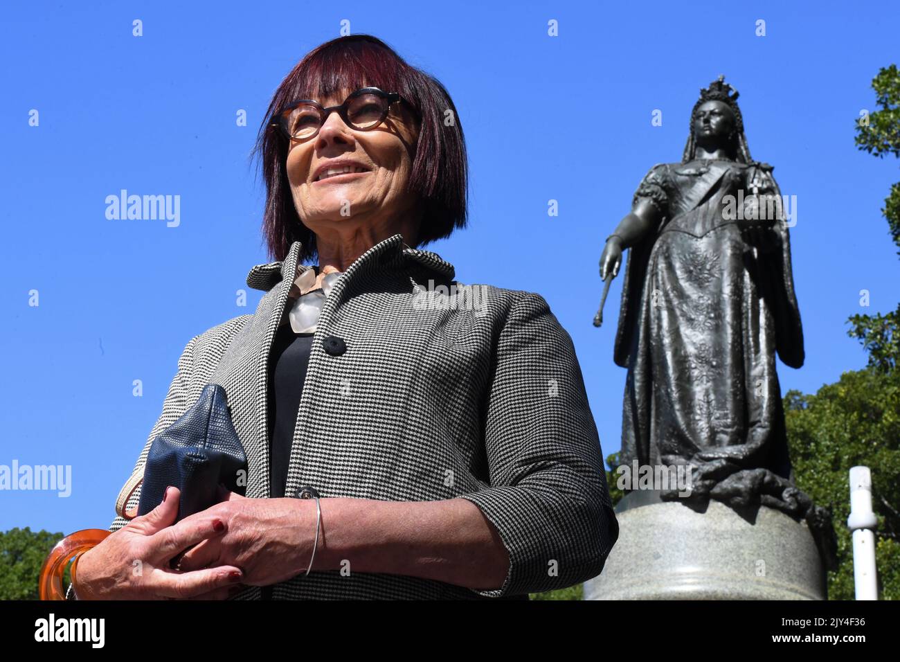 La professeure Jenny Hocking pose une photo devant une statue de la ...