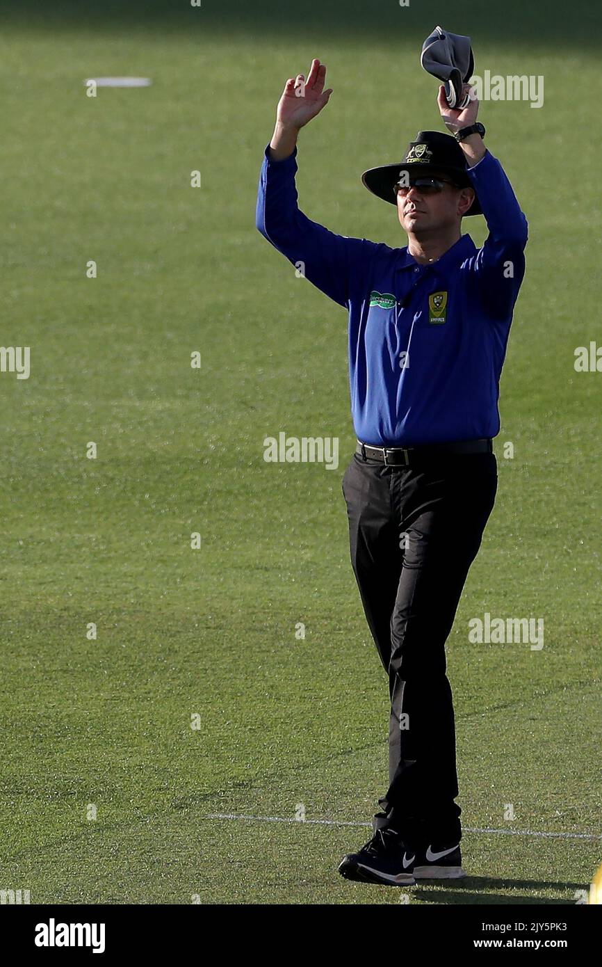 Le Field-arbitre Sam Nogajski signale un six de Marcus Stoinis, d ...