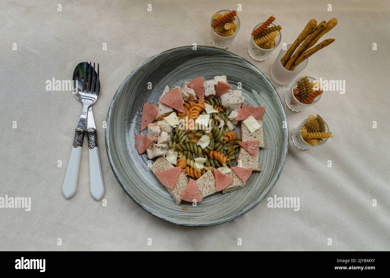 Fusilli au poulet et à la crevette avec fromage, saucisse et pain dans ...