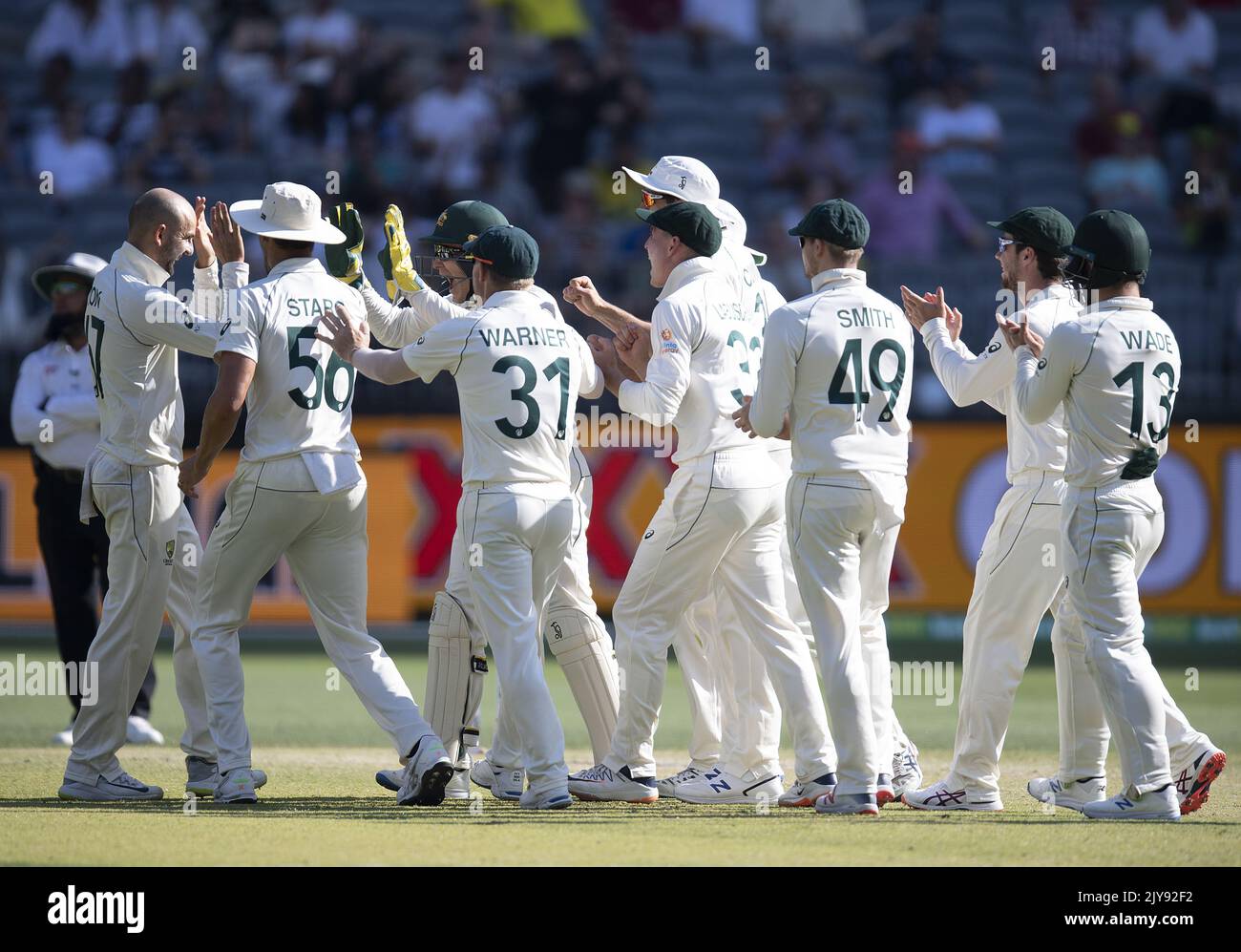 Le batteur australien Nathan Lyon (à gauche) célèbre Tom Latham ...