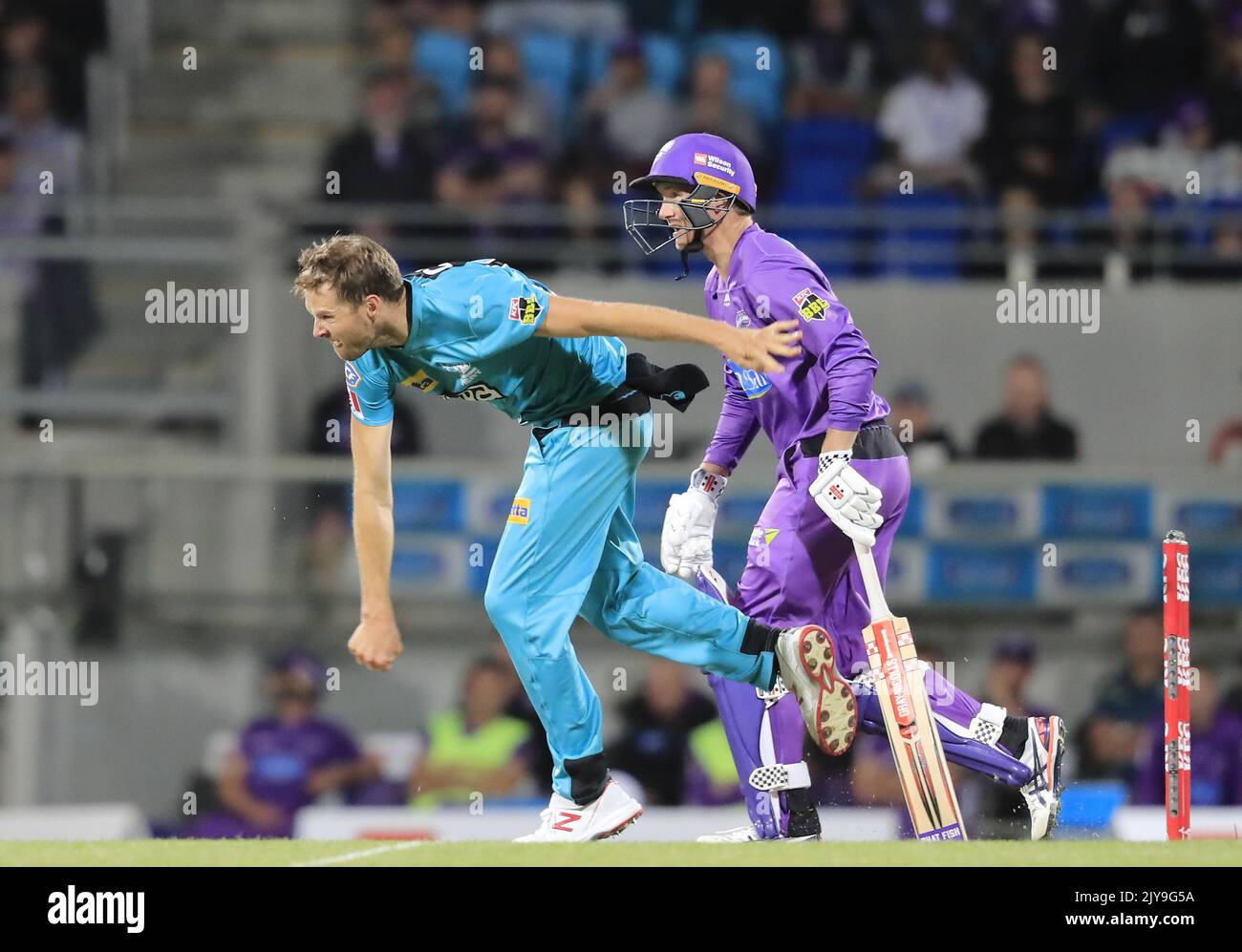 Ben Laughlin of the Heat (à gauche) s'installe devant George Bailey des ...
