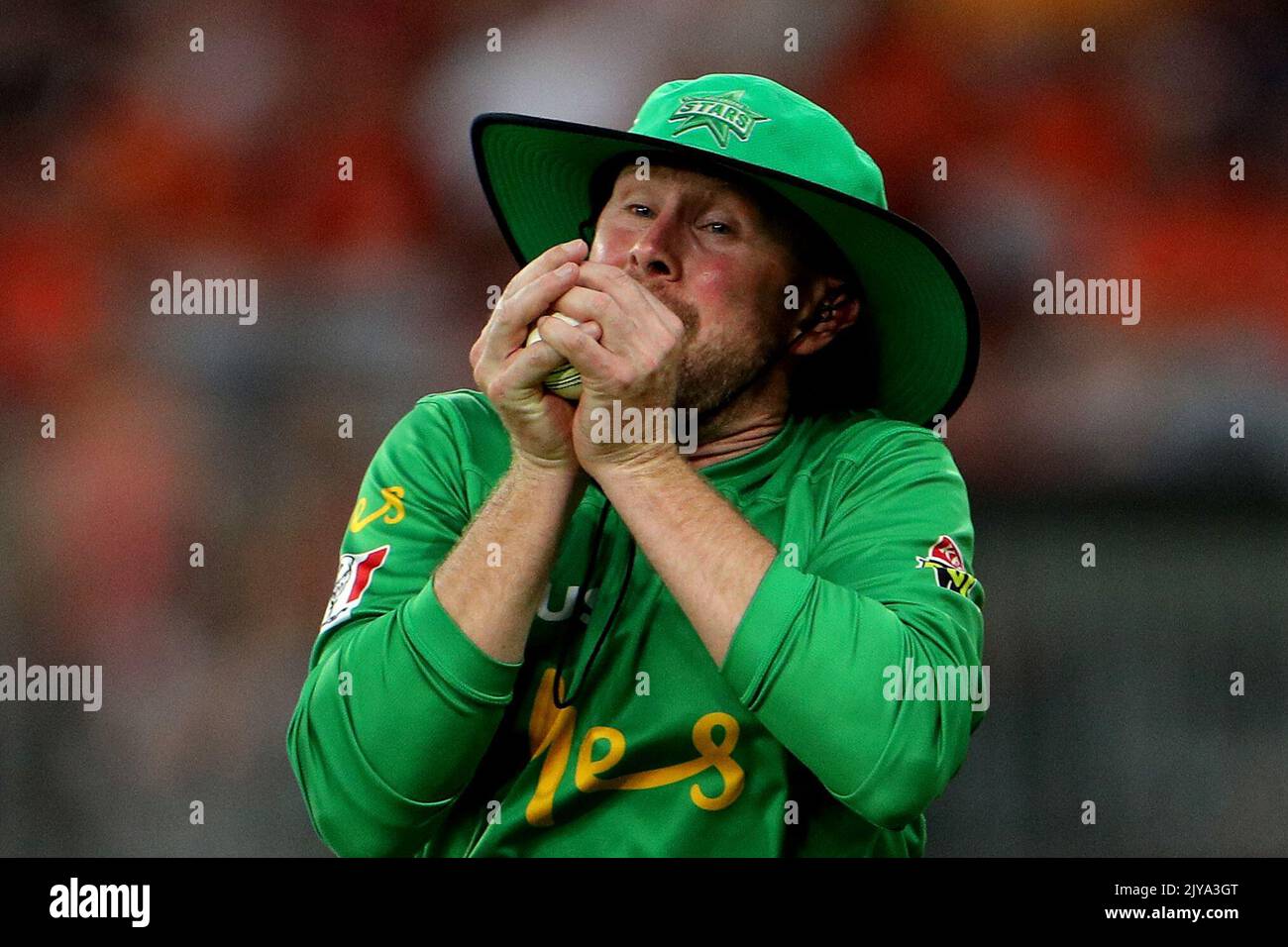Ben Dunk, des étoiles, saisit Chris Jordan des Scorchers lors du match ...