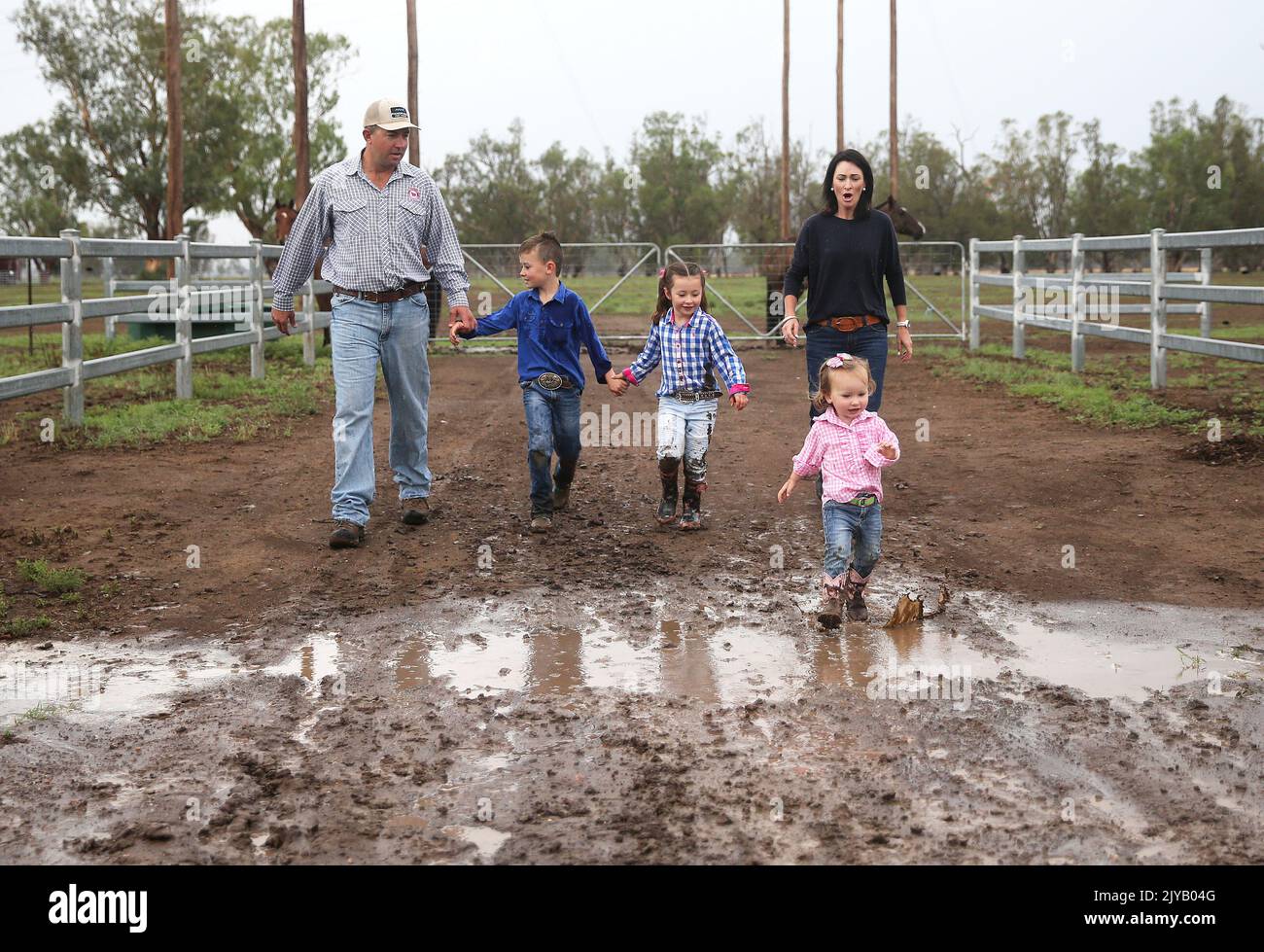 PRU et Rob Galton sont vus avec leurs enfants Cooper, 7 ans, Pippa, 6 ...
