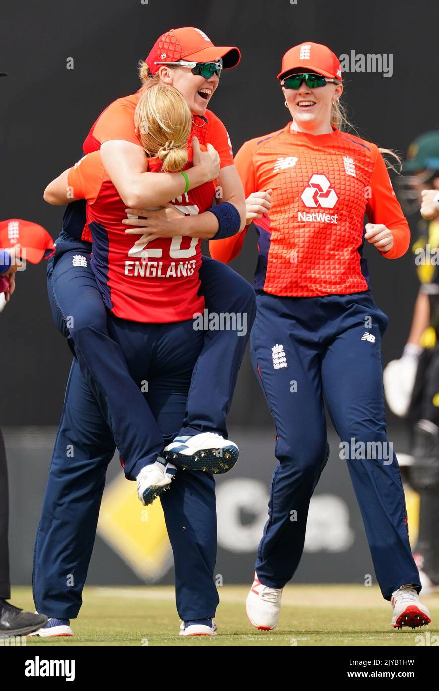 Heather Knight célèbre avec le joueur de football Katherine Brunt d ...