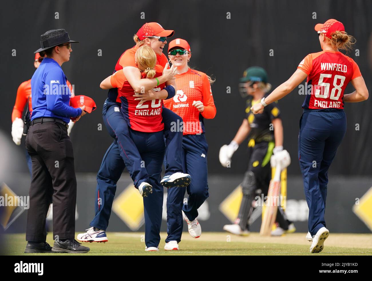 Heather Knight célèbre avec le joueur de football Katherine Brunt d ...