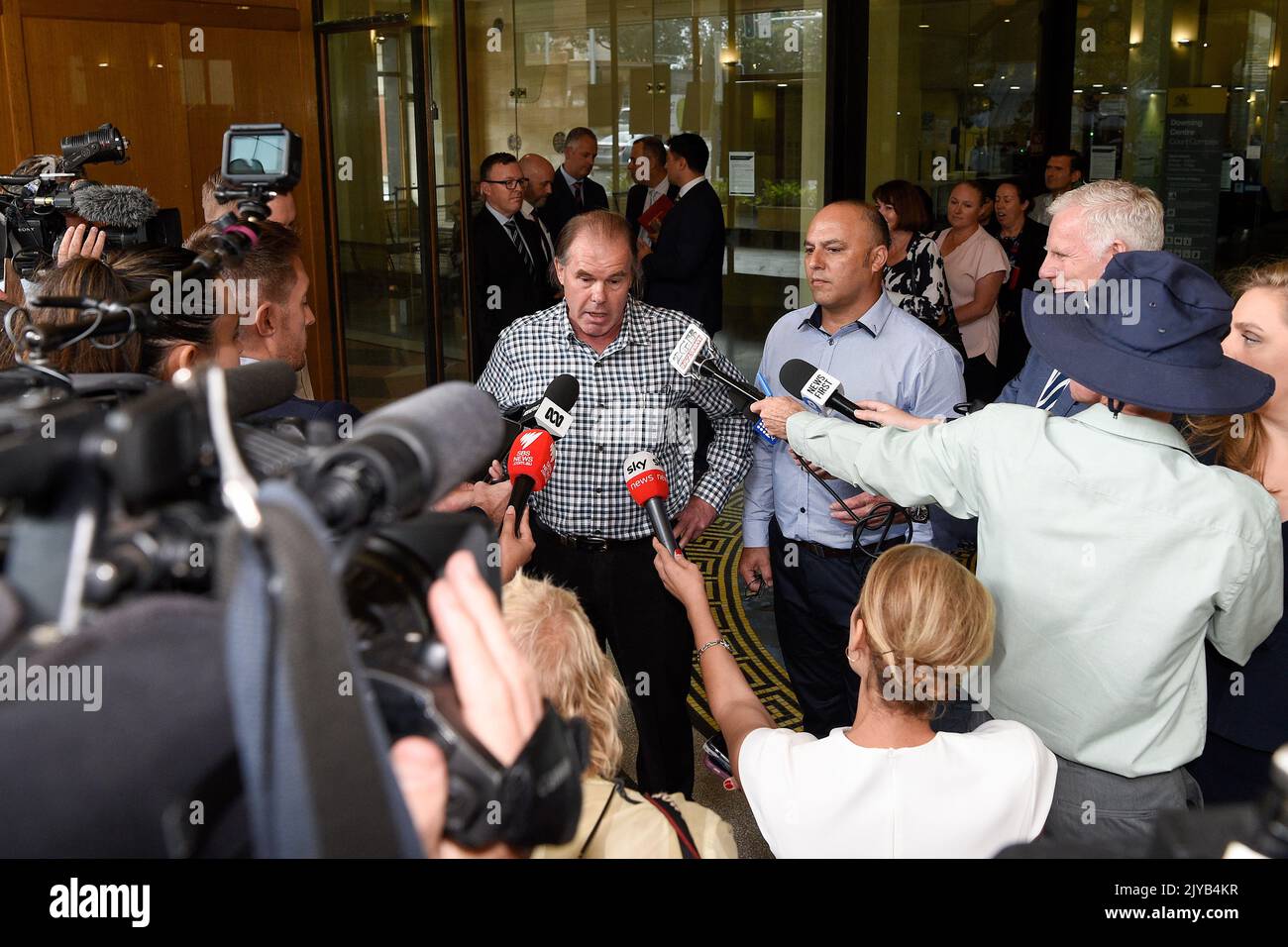 Les témoins Jeffrey Stack (au milieu à gauche) et Nick Gilio (au milieu ...