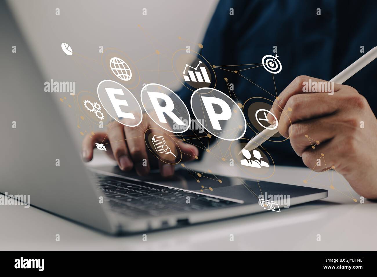 La conception ERP (Enterprise Resource Planning) est examinée par un ...