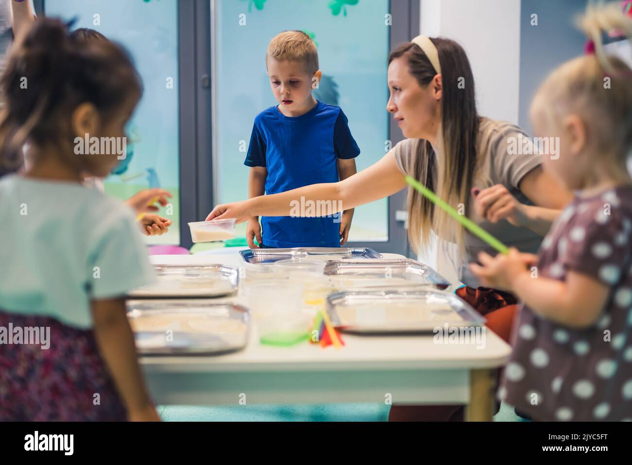 Jeu sensoriel à l'école maternelle multi-culturelle. Les tout-petits ...