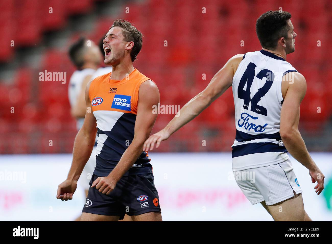 Harry Perryman des géants célèbre la réalisation d'un but lors du match ...