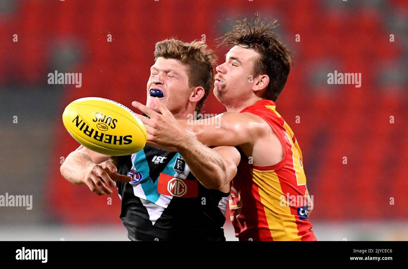 Mitch Georgiades (à gauche) de The Power in action lors du match AFL de ...