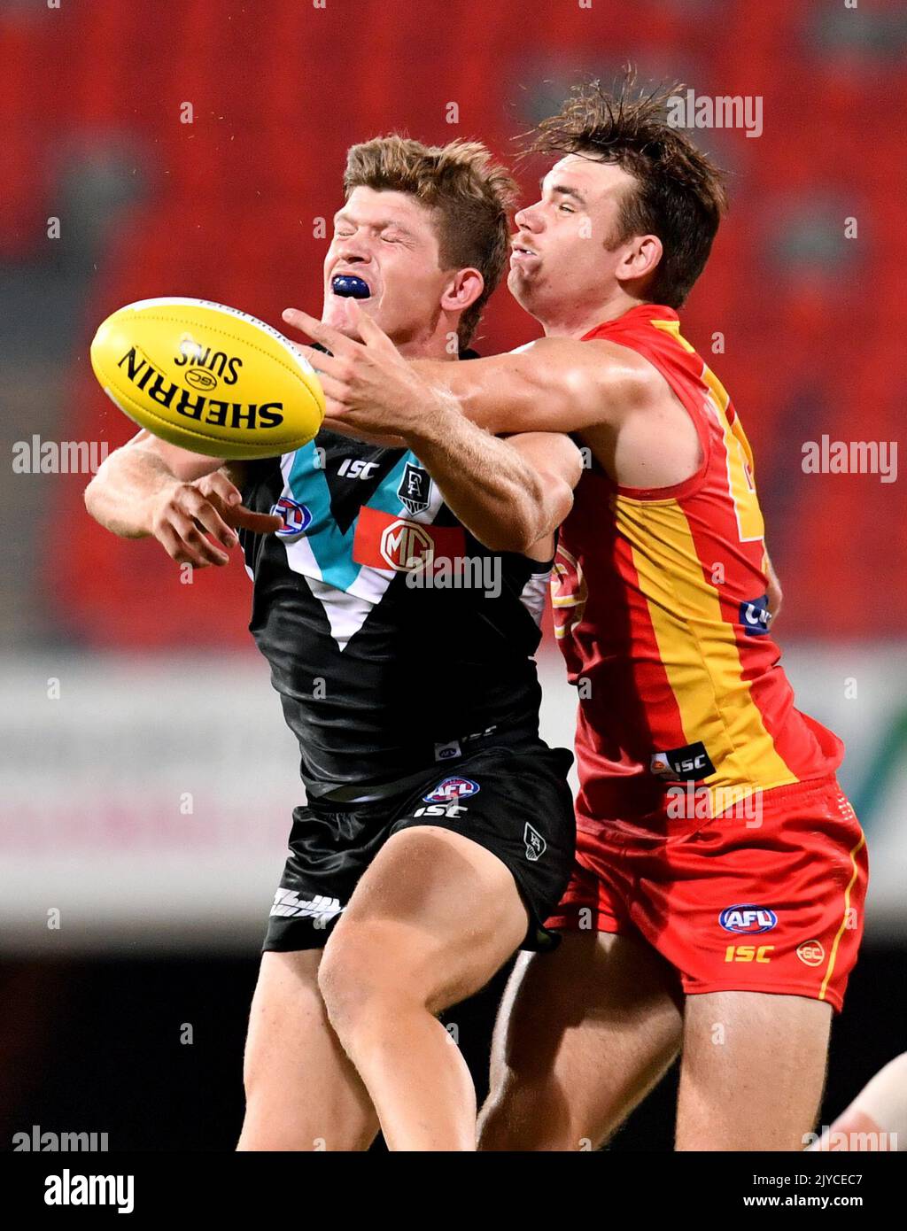 Mitch Georgiades (à gauche) de The Power in action lors du match AFL de ...