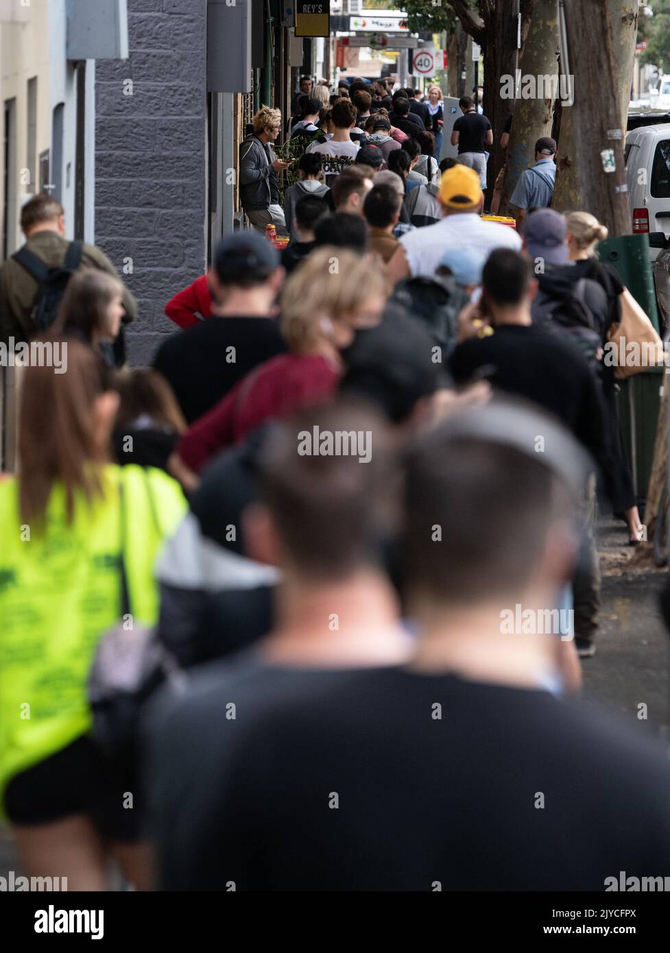 Les gens font la queue pour accéder à un centre de service Centrelink à ...