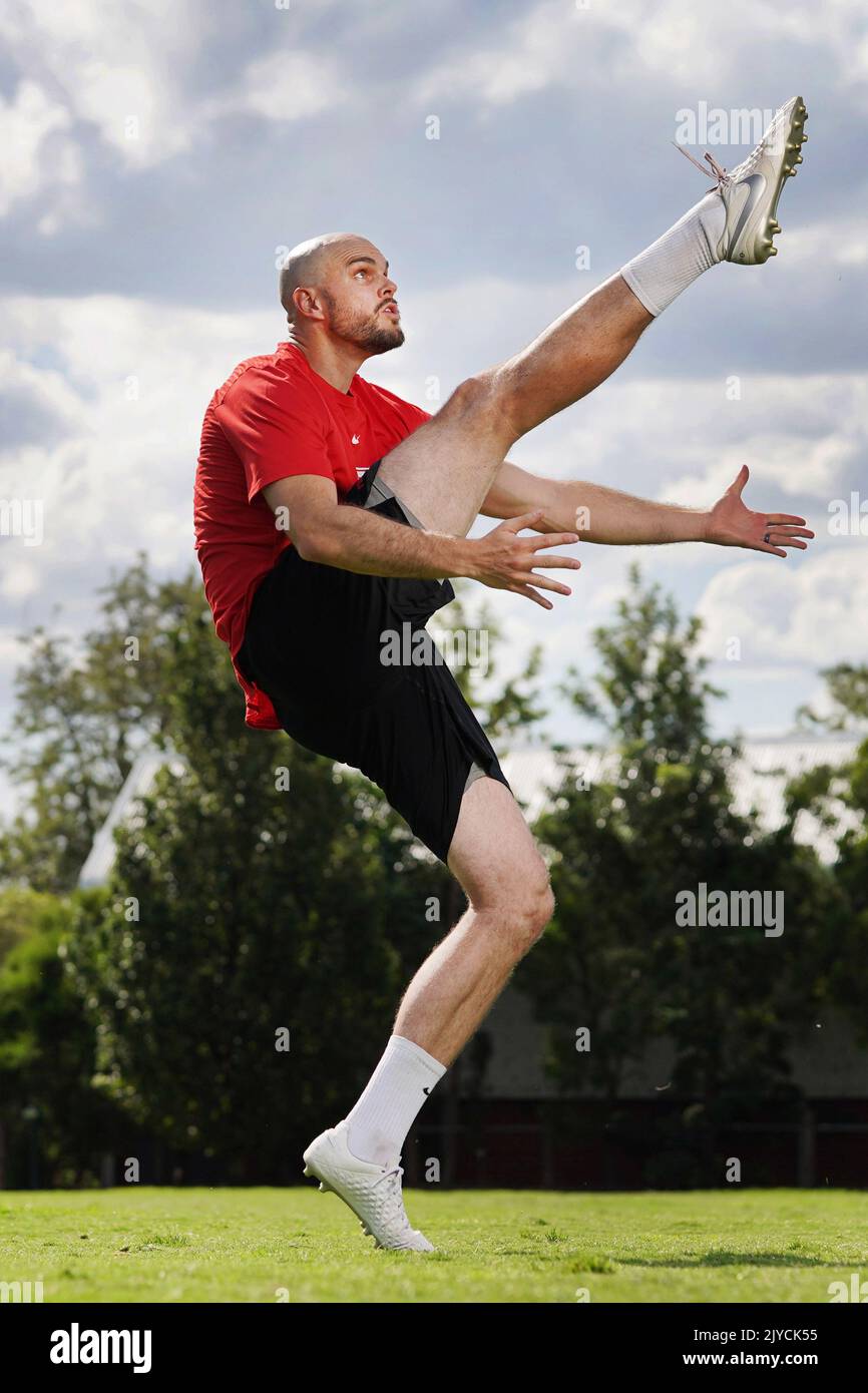 La NFL australienne Prospect Dane Roy lance une balle au parc Orrong à ...