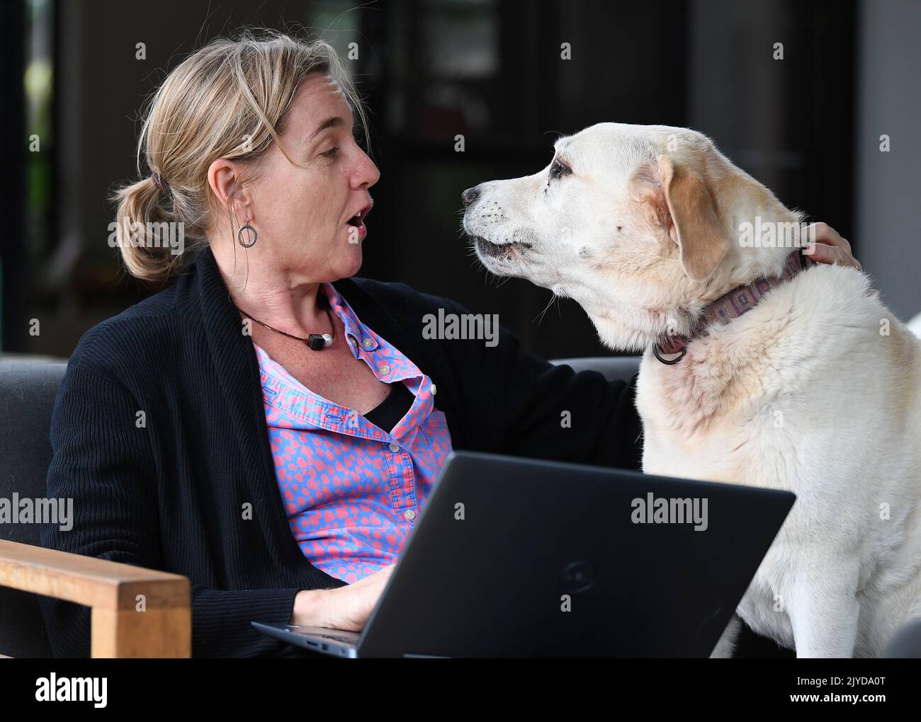 L'avocate Mary-Louise Shearer est accompagnée de sa pâquerette du ...