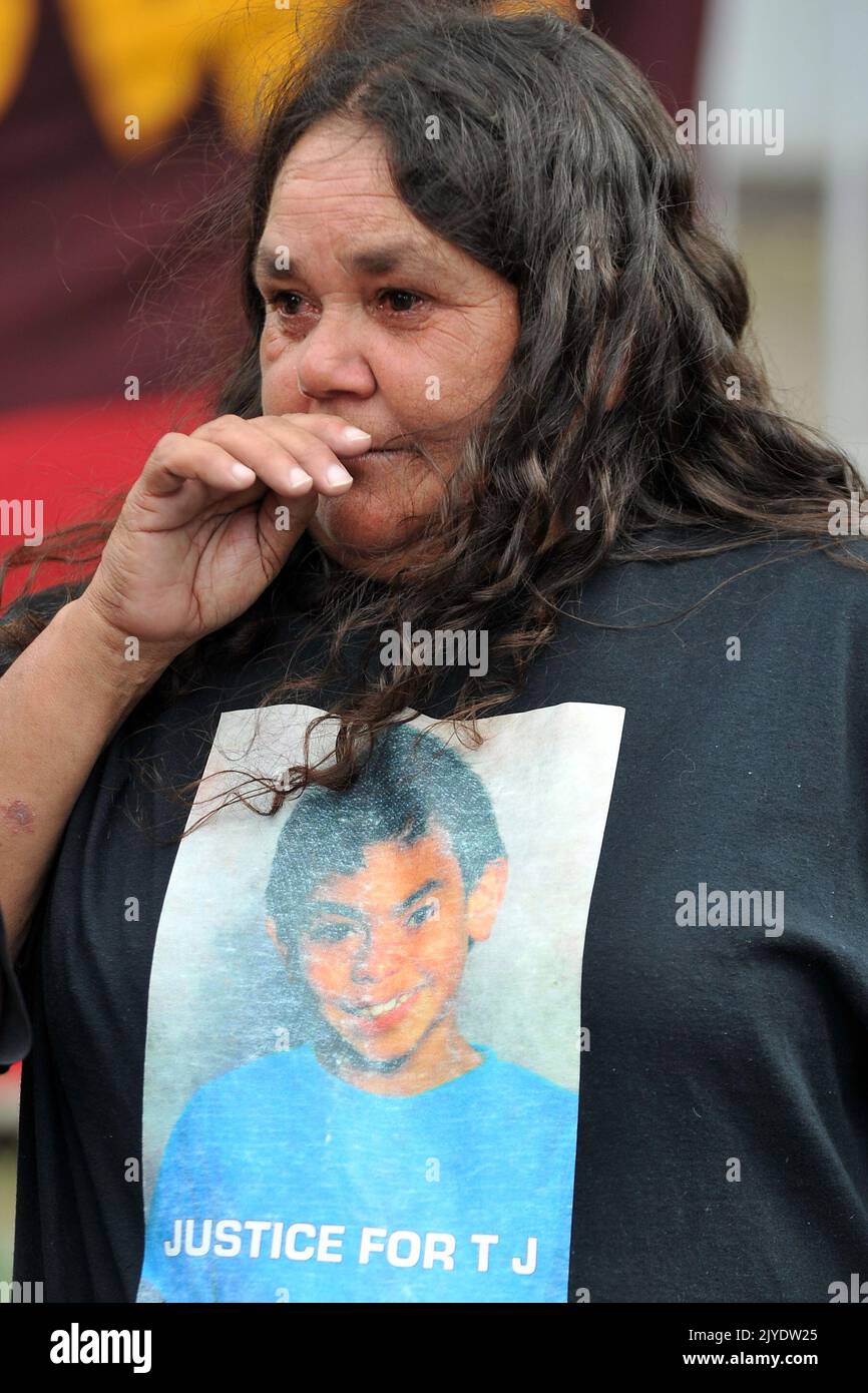 Gayle Hickey, la mère de Thomas ou TJ Hickey, retient les larmes après ...