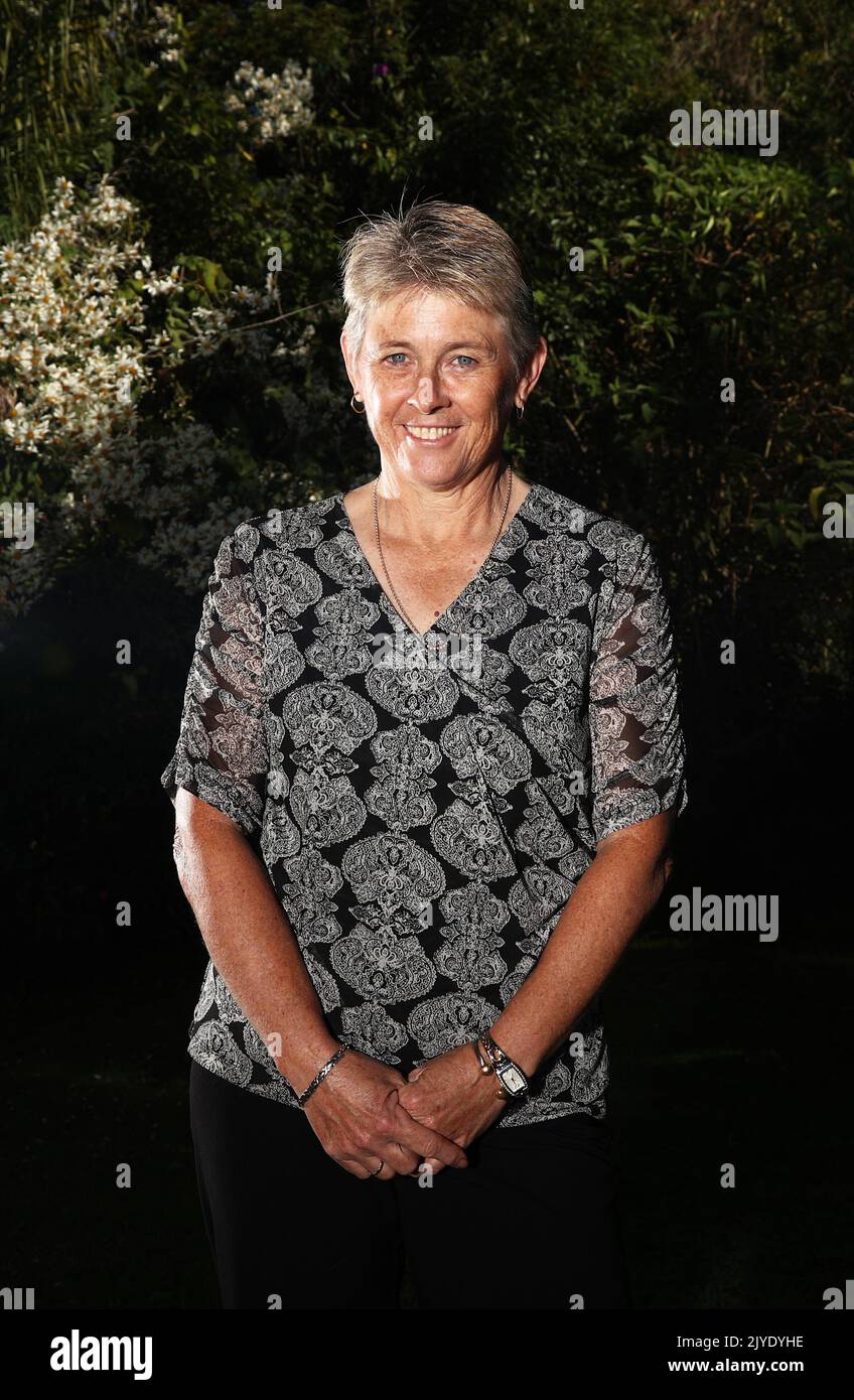 Lyn Larsen, ancienne capitaine de cricket féminine australienne, pose ...